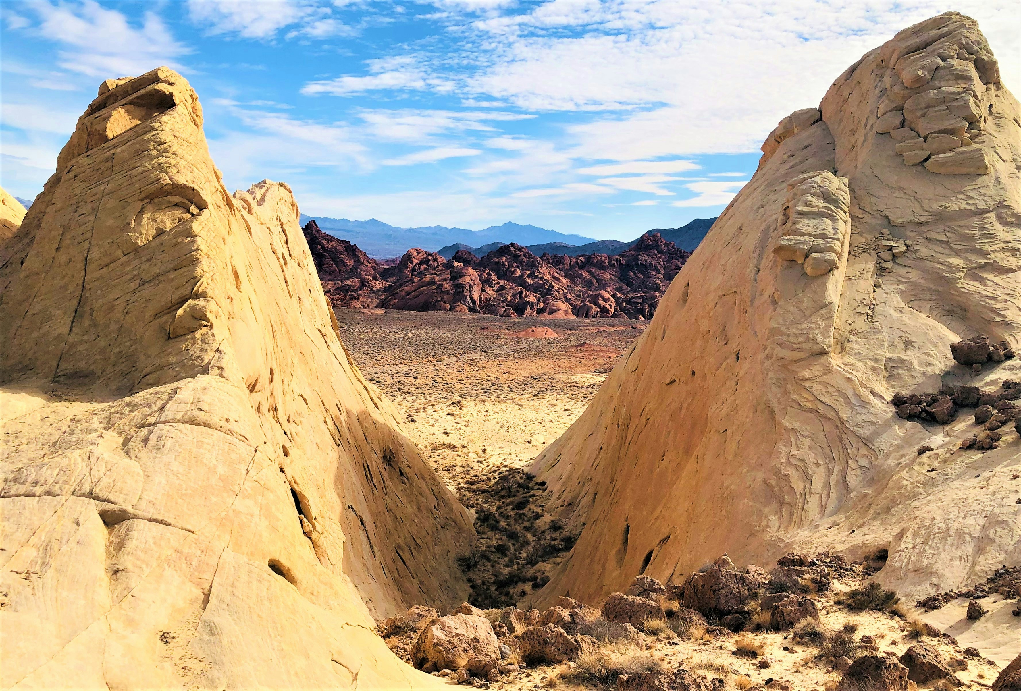 De très gros rochers au milieu d’un désert photo – Photo #nevada ...