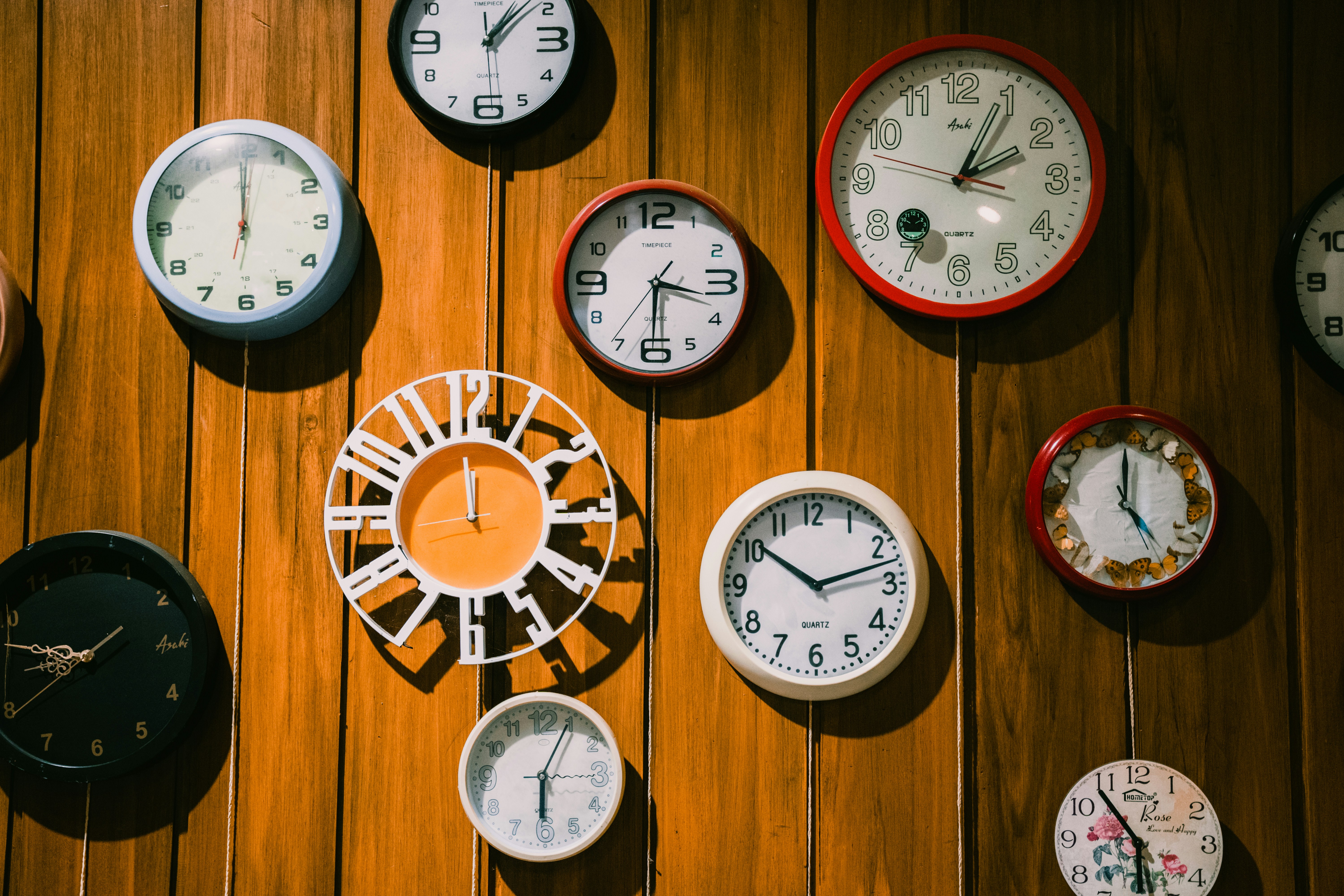 Un tas d’horloges qui sont sur un mur photo – Photo Brun Gratuite sur ...