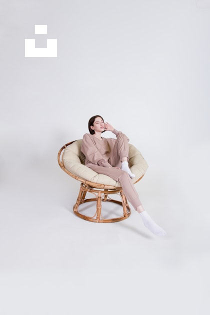 다리를 꼬고 의자에 앉아 있는 여자 사진 Unsplash의 무료 노메이크업 이미지