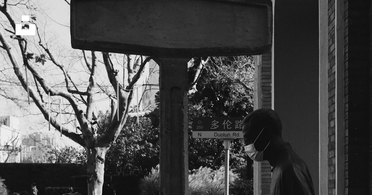 Un Homme Debout à Côté Dune Femme Tenant Une Valise Photo Photo La