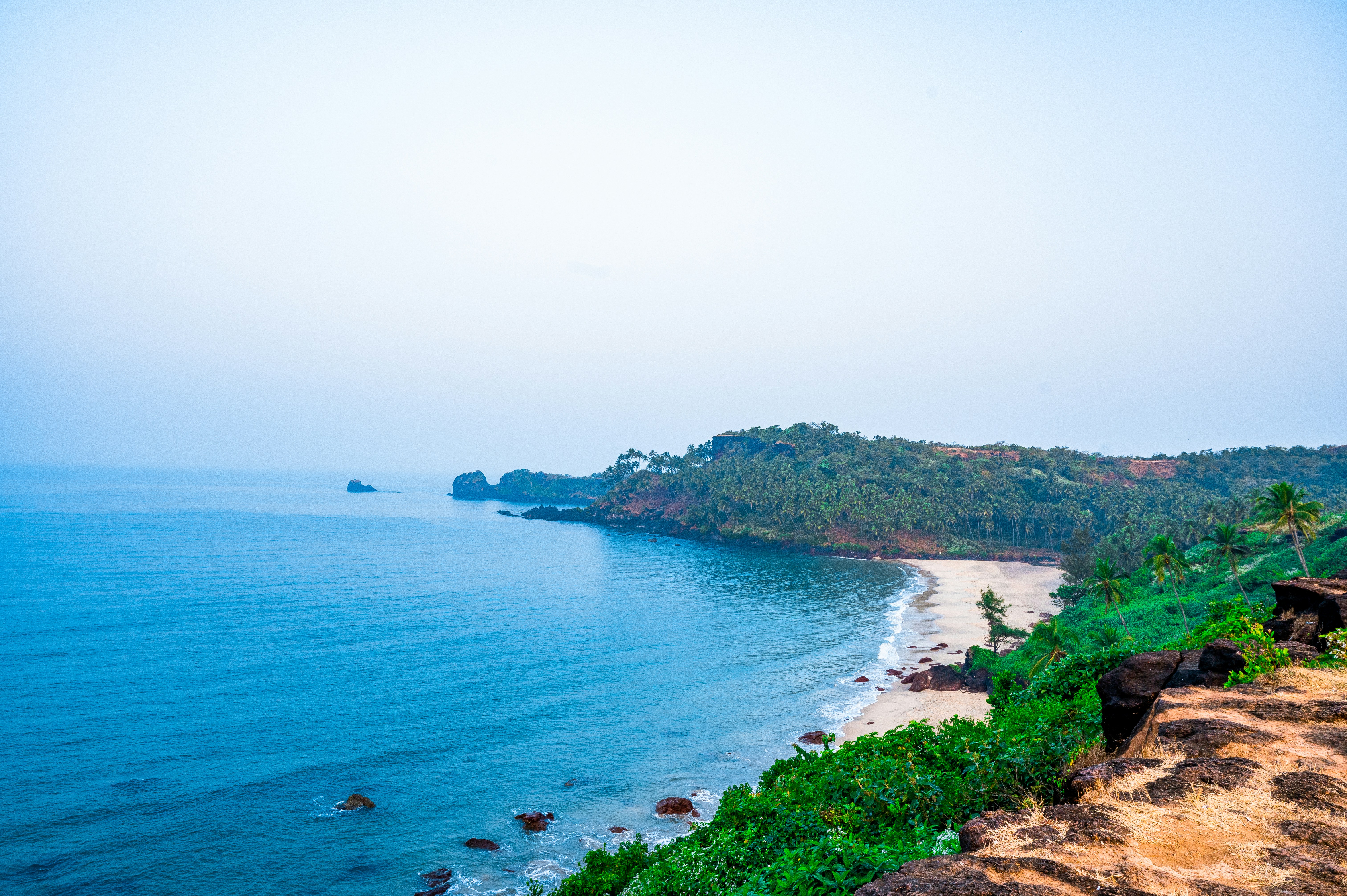 A view of the ocean from a cliff photo – Free Goa Image on Unsplash