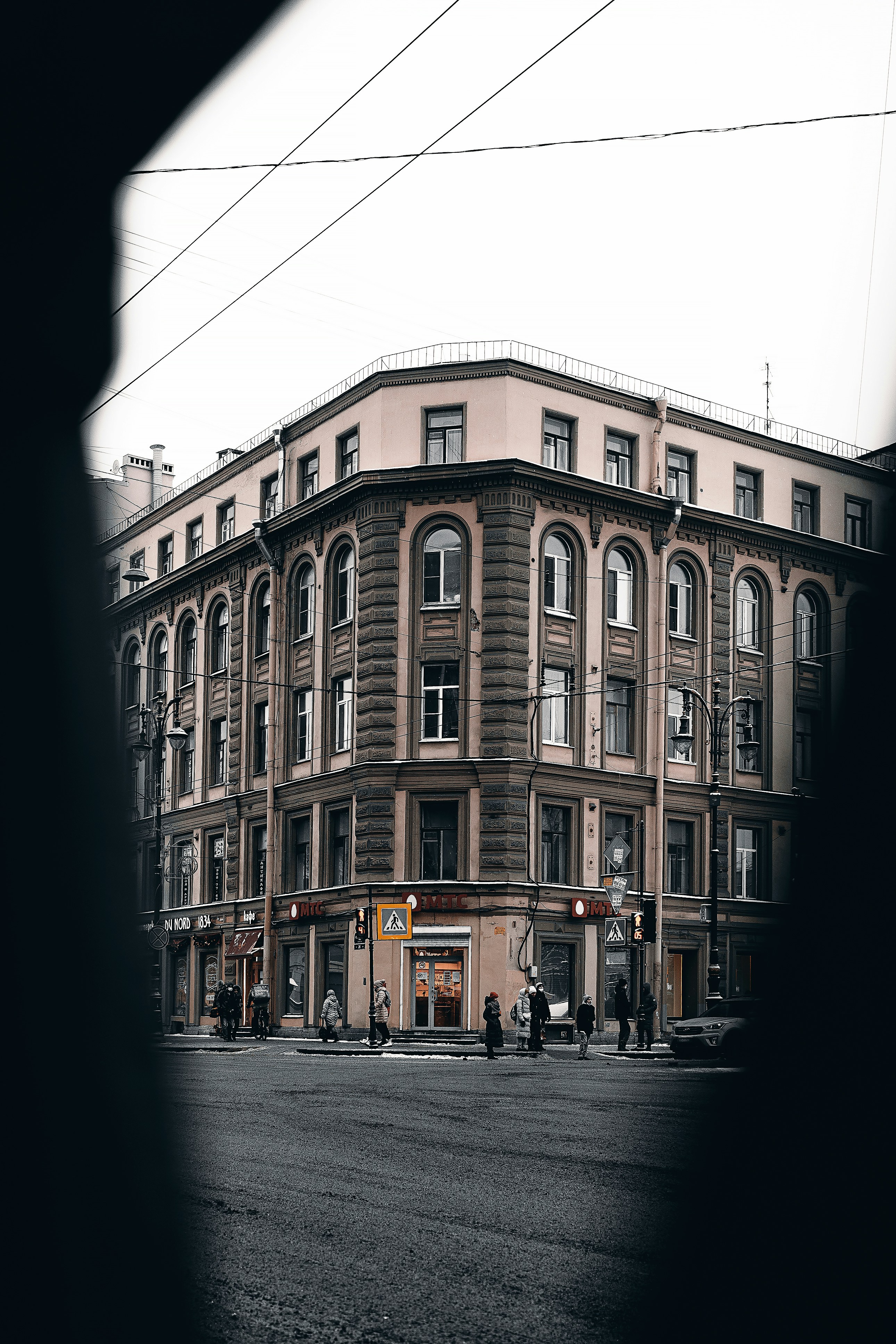 A large brown building sitting on the corner of a street photo – Free ...