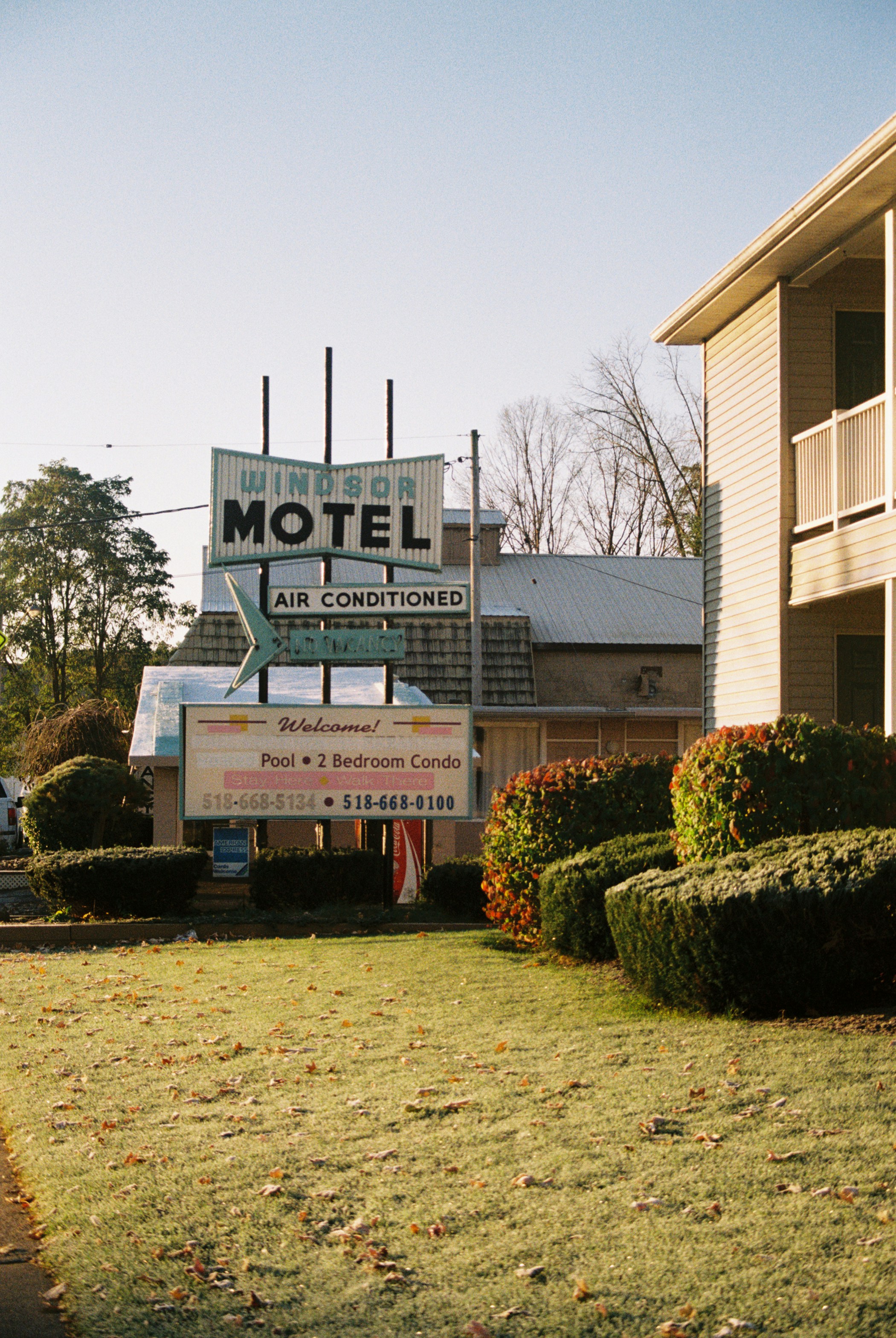 Un letrero de motel frente a un edificio foto – Imagen de Motel ...