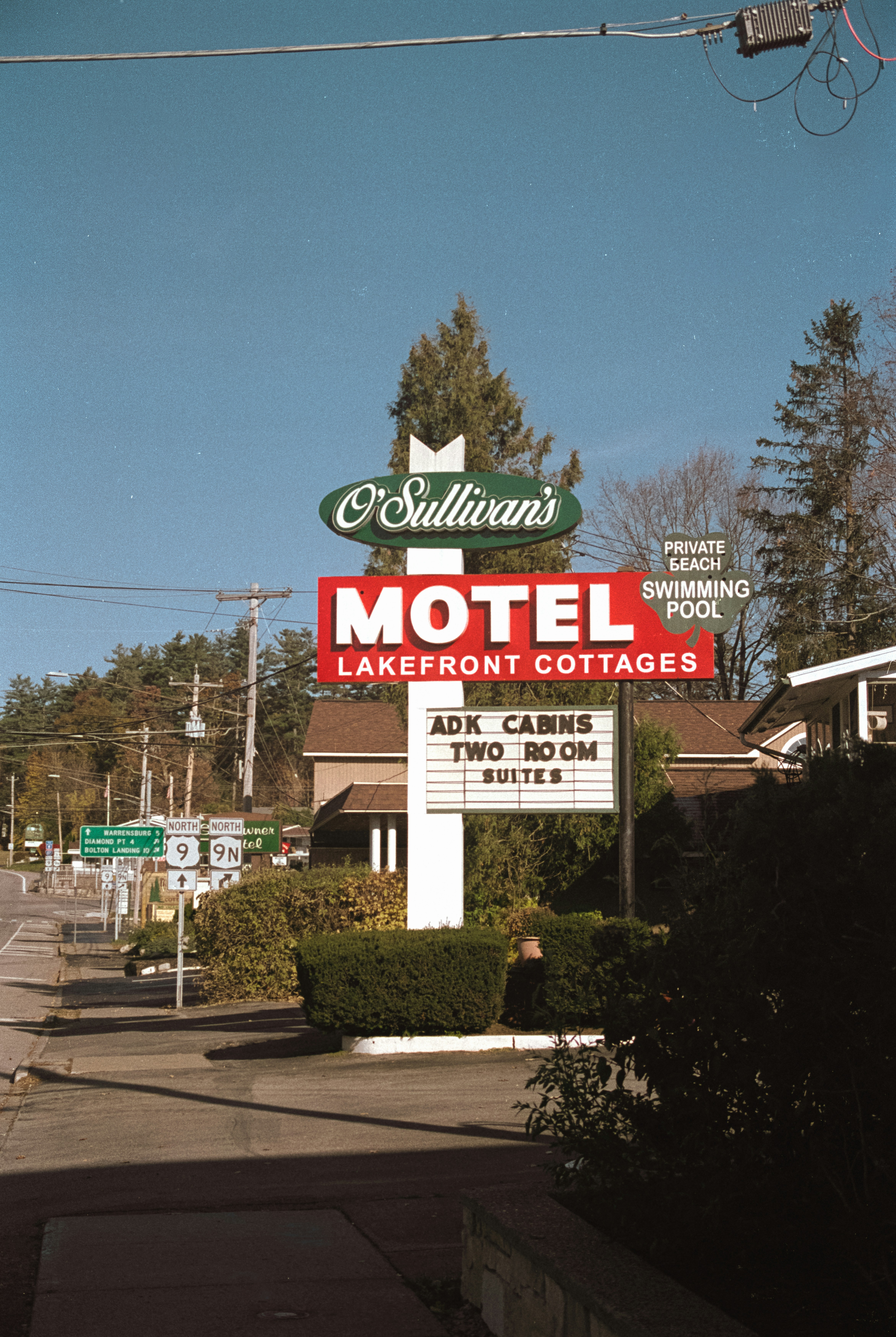 A motel sign on the side of a road photo – Free Motel Image on Unsplash