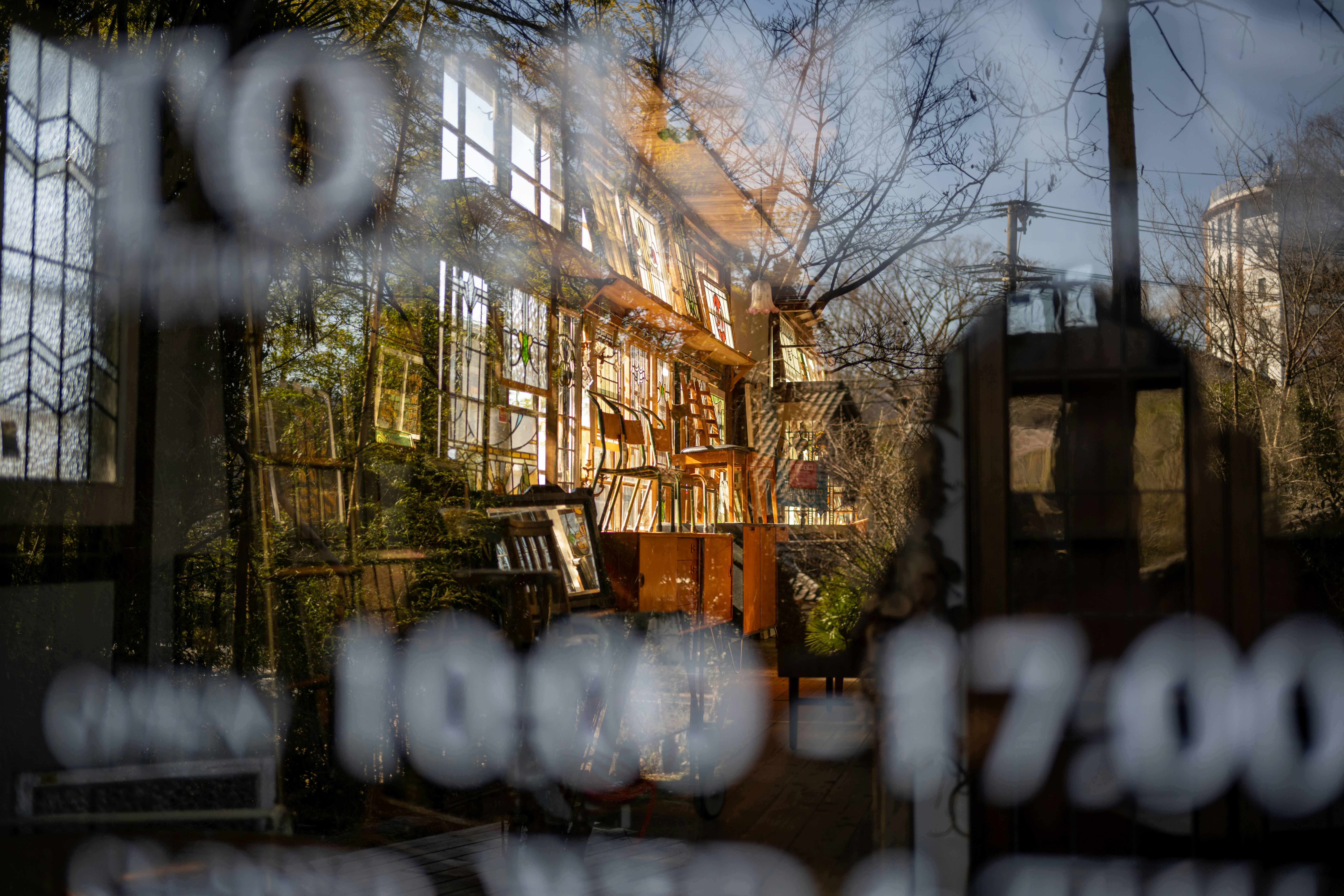 Le reflet d’un bâtiment dans une fenêtre photo – Photo Imeuble Gratuite ...