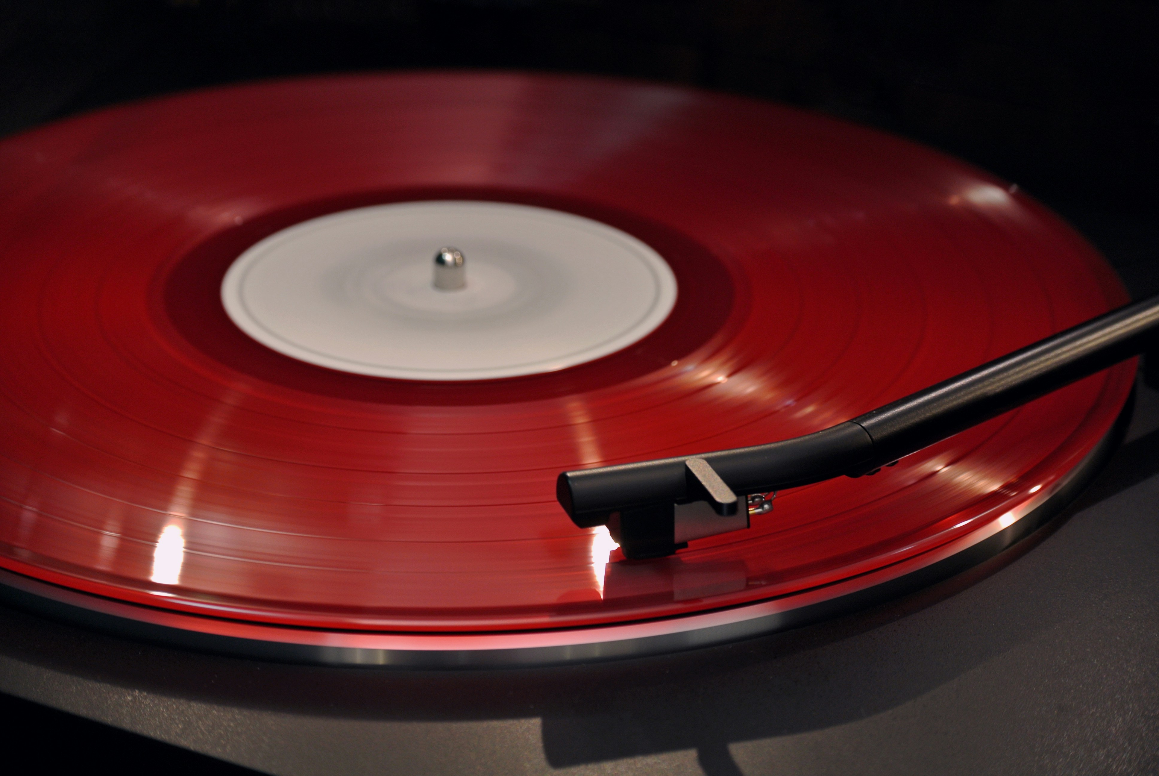A red record player with a white disc photo – Free Music Image on Unsplash