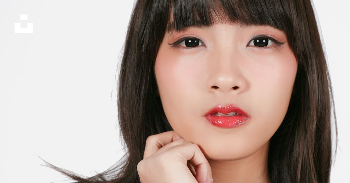 스웨터와 목걸이를 하고 긴 머리를 가진 여자 사진 Unsplash의 무료 자카르타 이미지