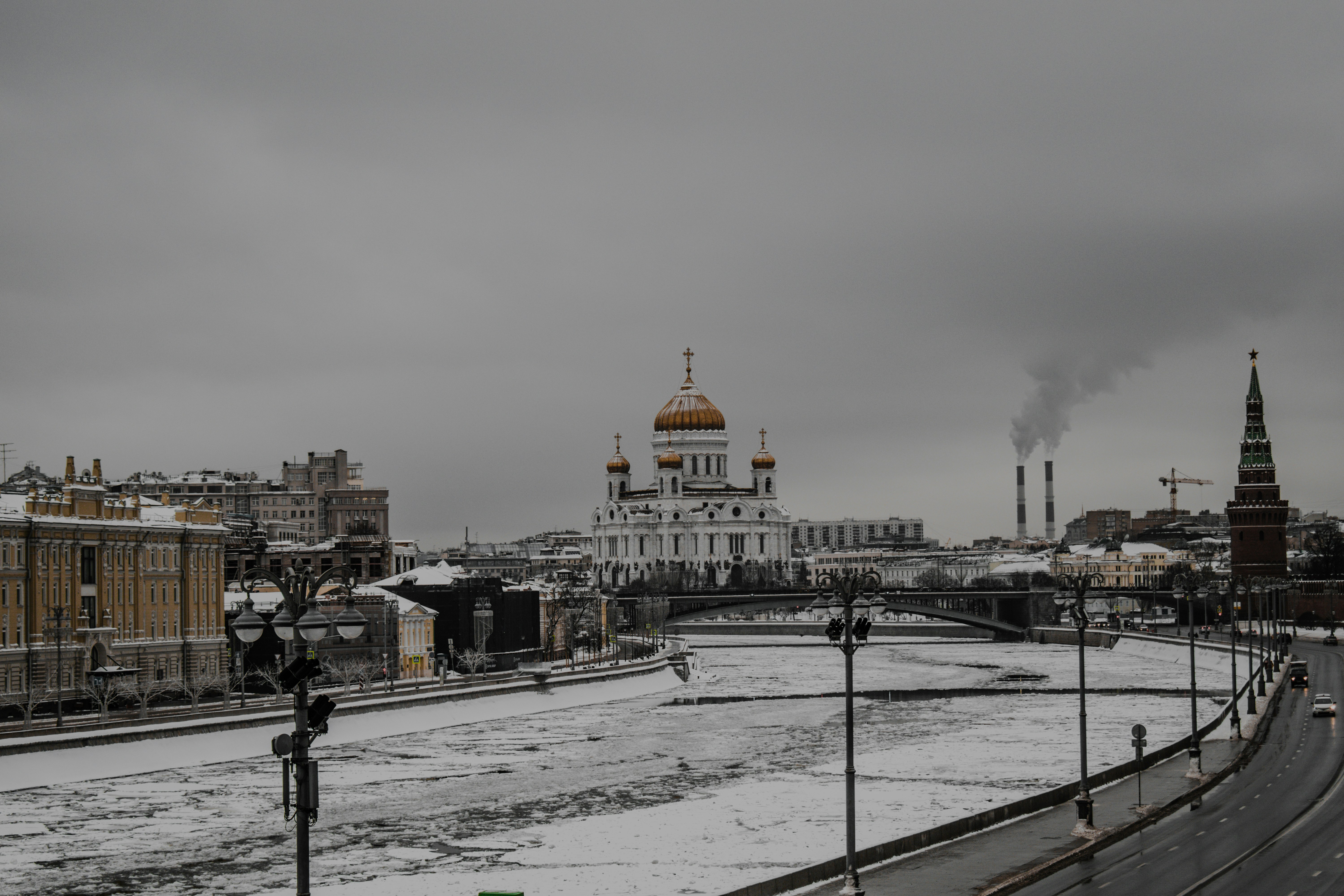 Gold Dome on a Snowbound Riverside: A Quiet Cityscape