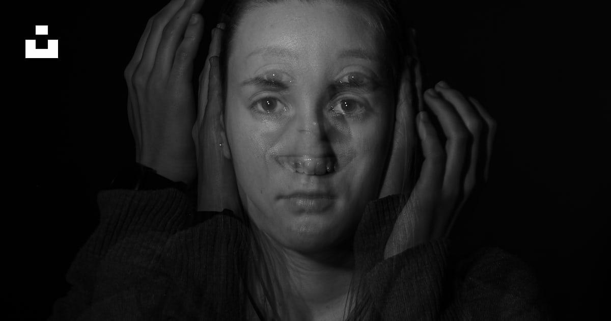 Foto Una Mujer Con Las Manos En La Cabeza Imagen Retrato Creativo