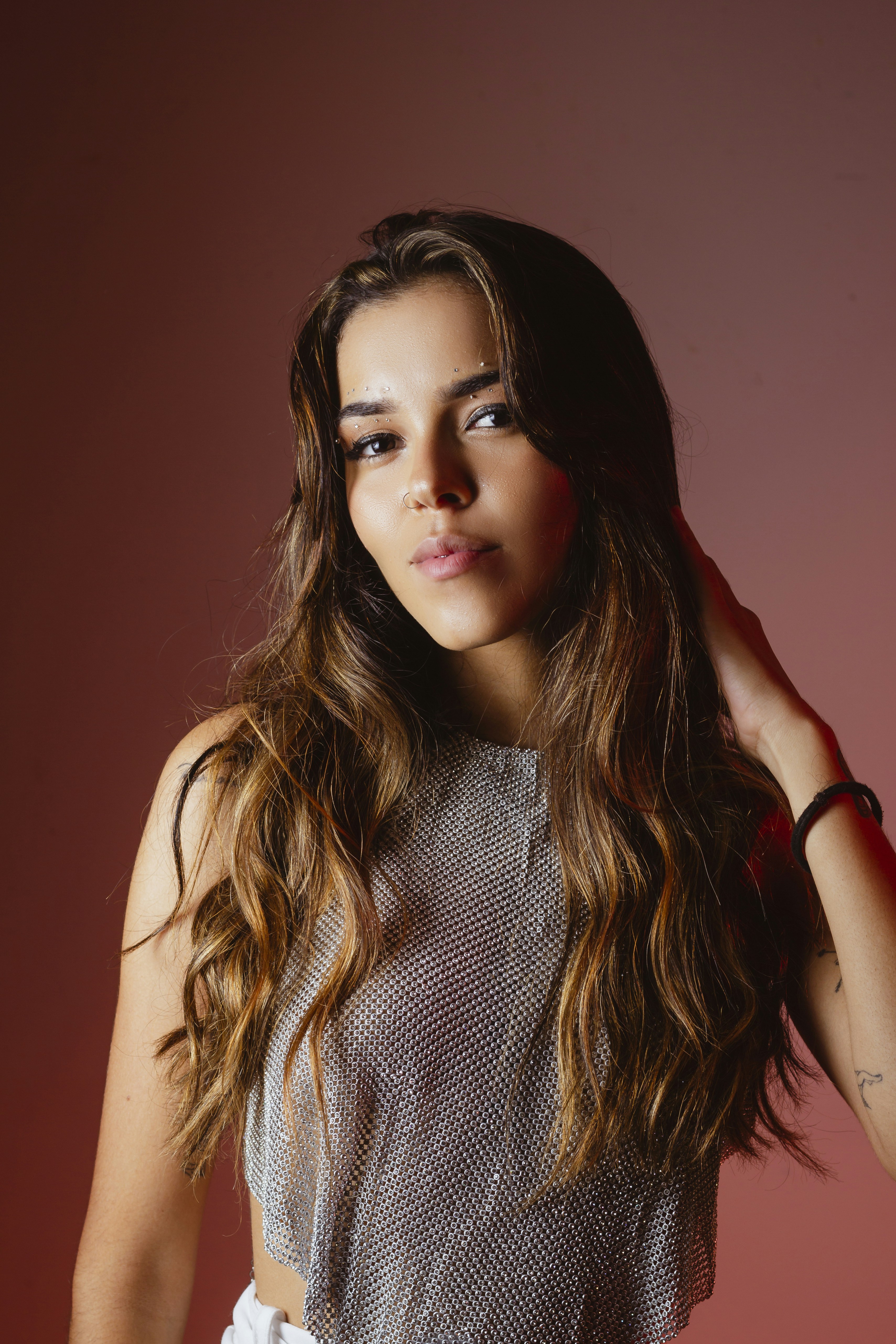 Une belle jeune femme posant pour une photo photo – Photo La personne ...