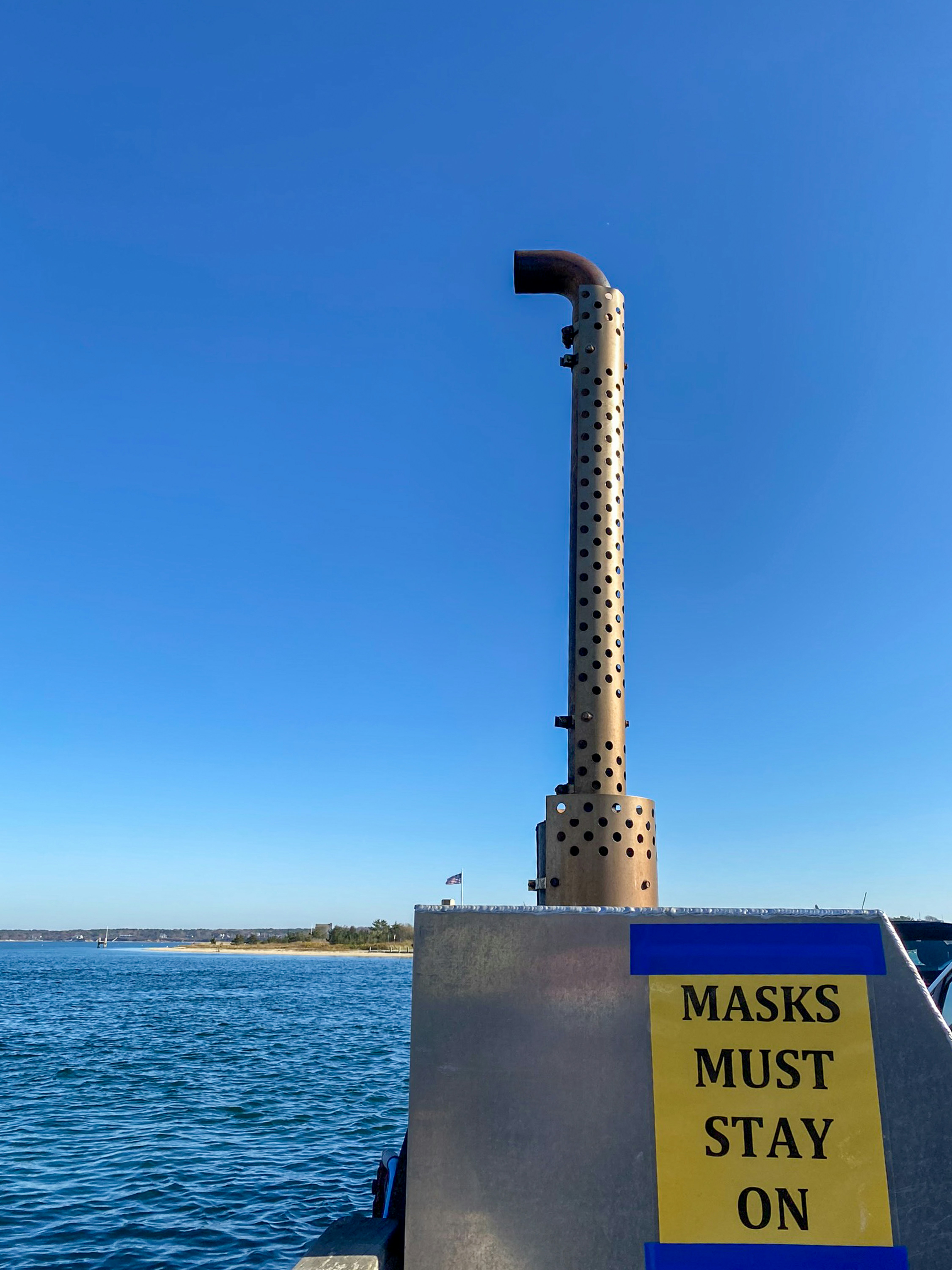 Un panneau sur le côté d’un bateau qui dit que les masques doivent ...