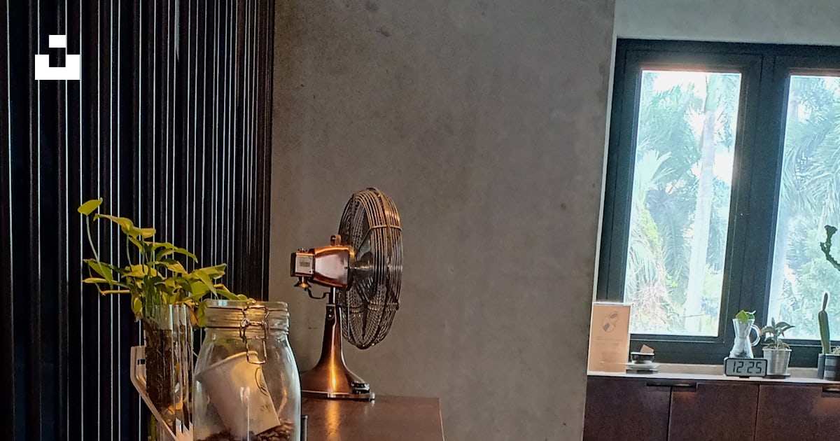 그 위에 꽃병이있는 긴 나무 테이블 사진 Unsplash의 무료 커피나틱스 이미지