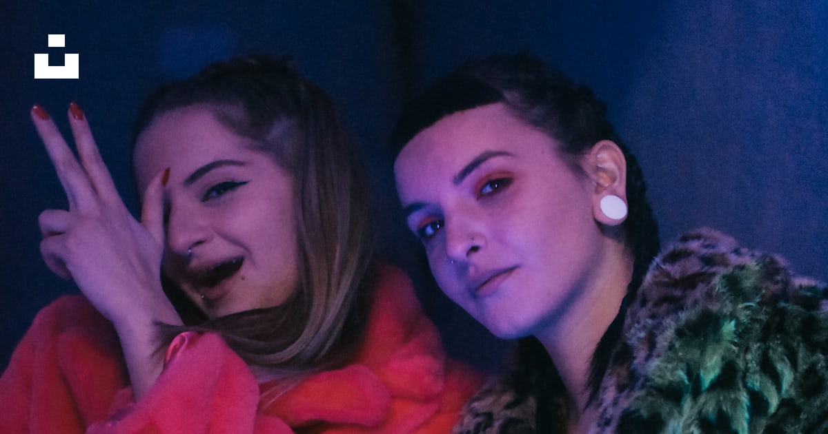Deux Femmes Assises Lune à Côté De Lautre Sur Un Canapé Photo Photo