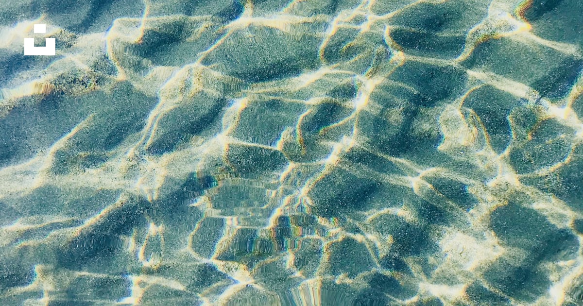 잔물결이 있는 수역의 클로즈업 사진 Unsplash의 무료 텍스처 이미지