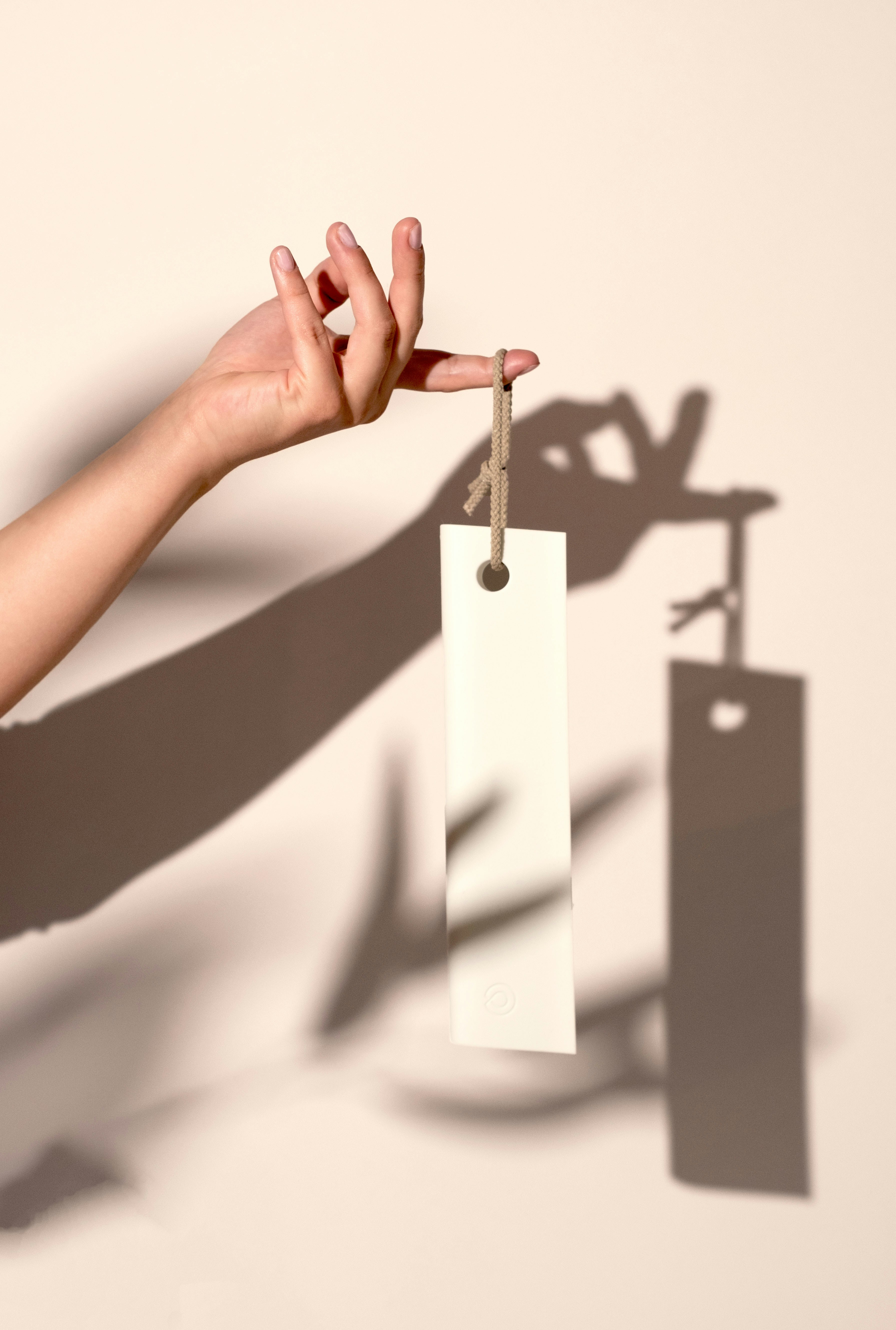 A person's hand reaching for a tag photo – Free Style Image on Unsplash