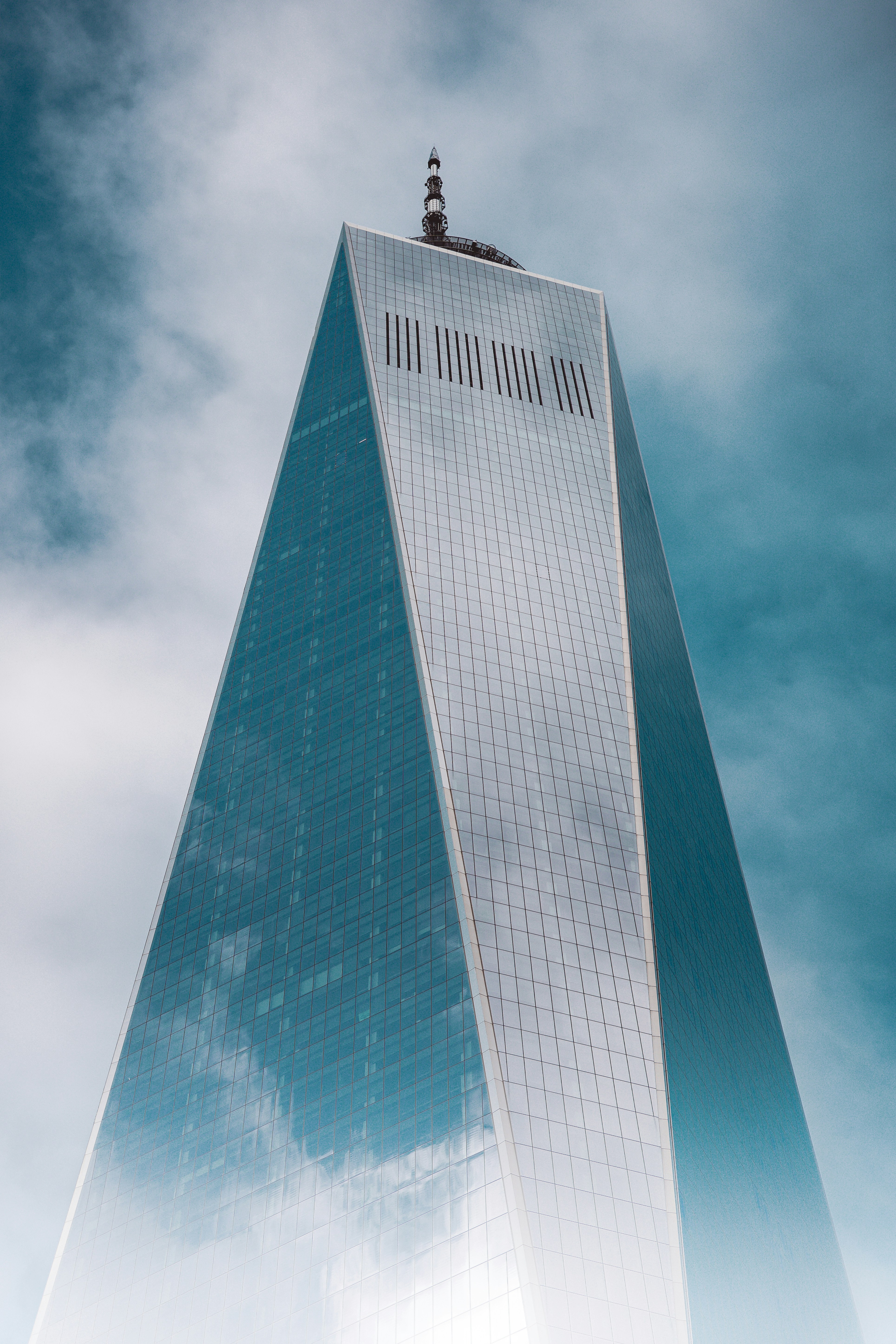Foto Un edificio muy alto con un fondo de cielo – Imagen Gris gratis en ...