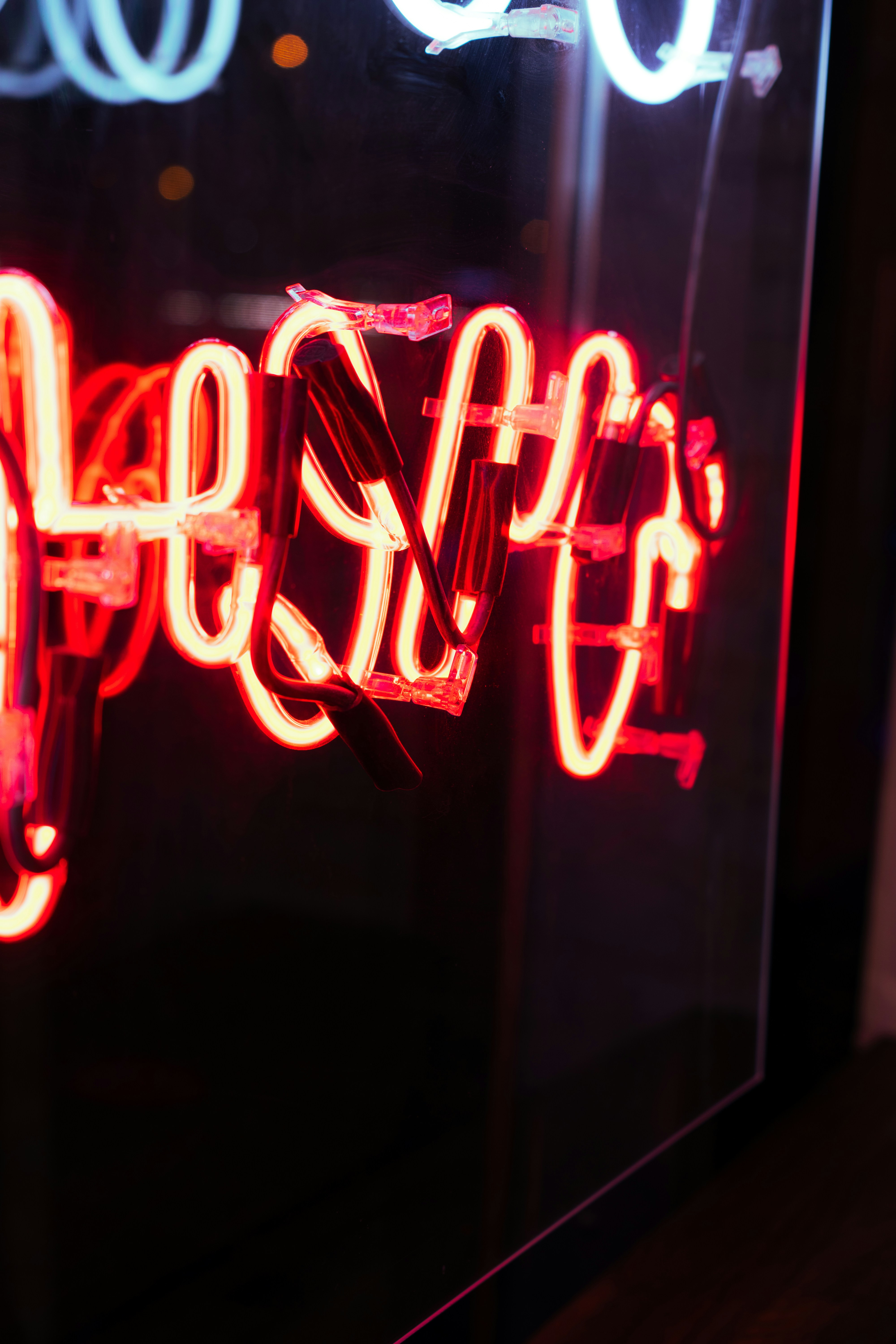 Une enseigne au néon dans la vitrine d’un magasin photo – Photo 네온 ...