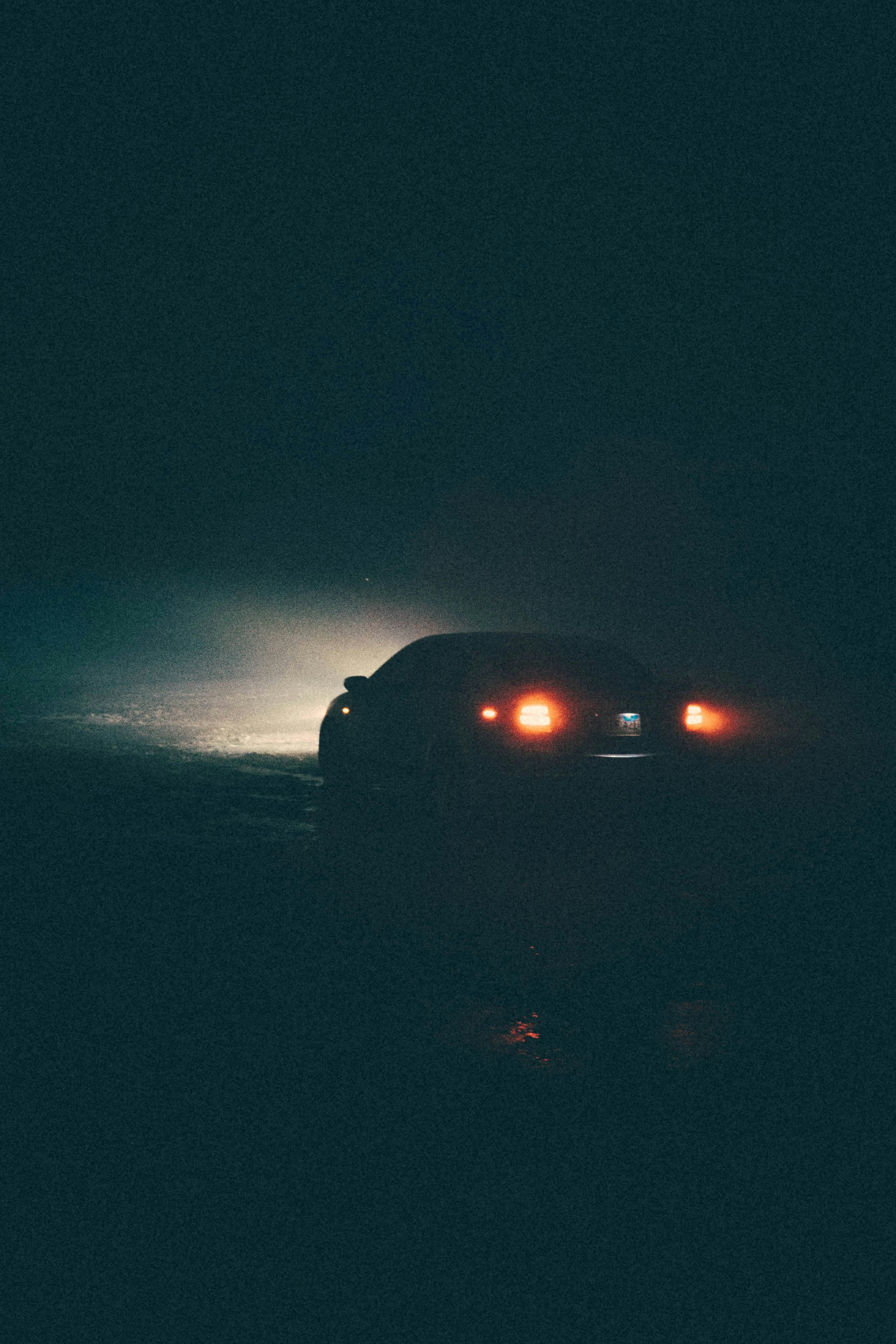 A car driving in the dark at night photo – Free Light Image on Unsplash