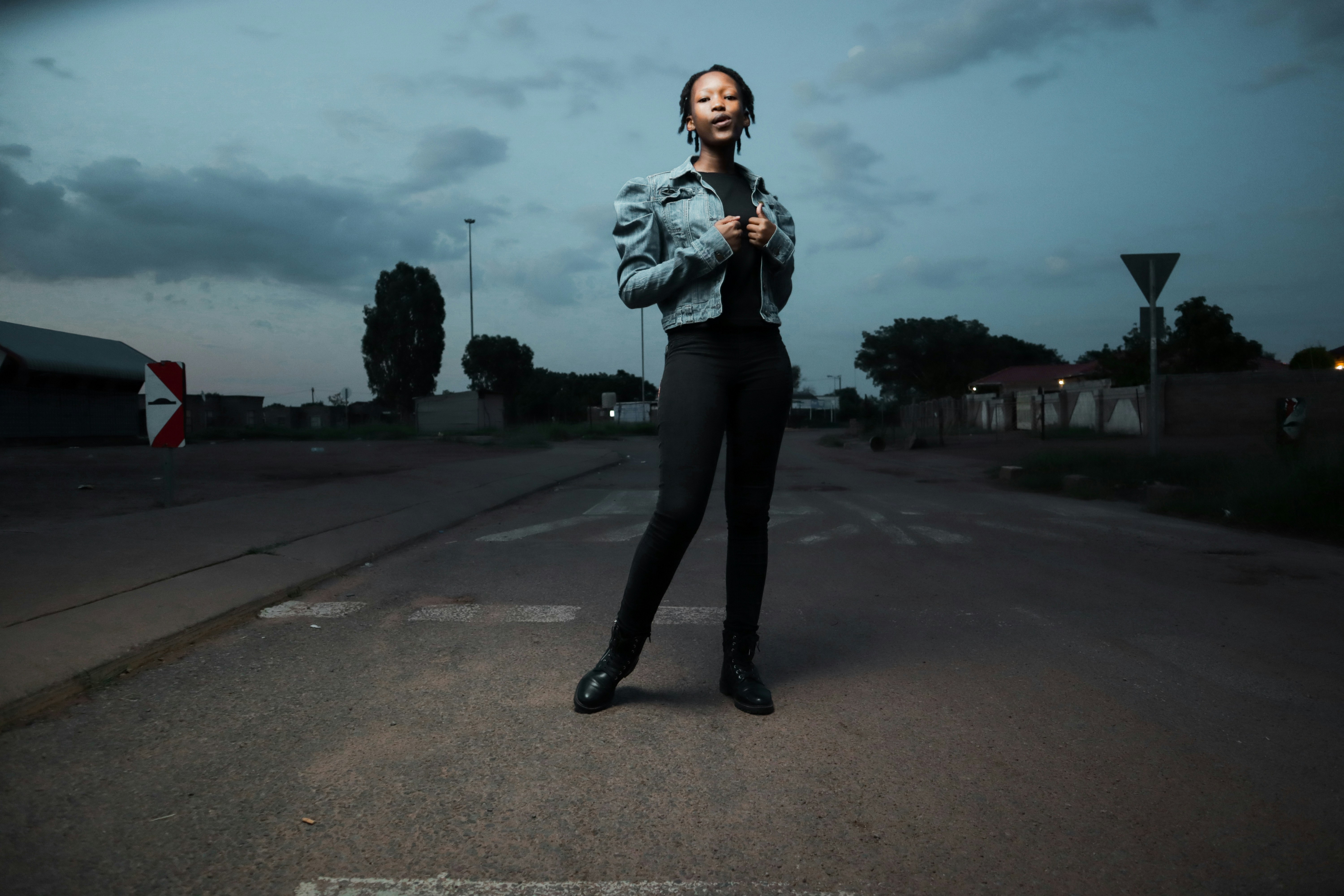 Foto Una mujer parada en medio de una calle – Imagen Majaneng gratis en ...