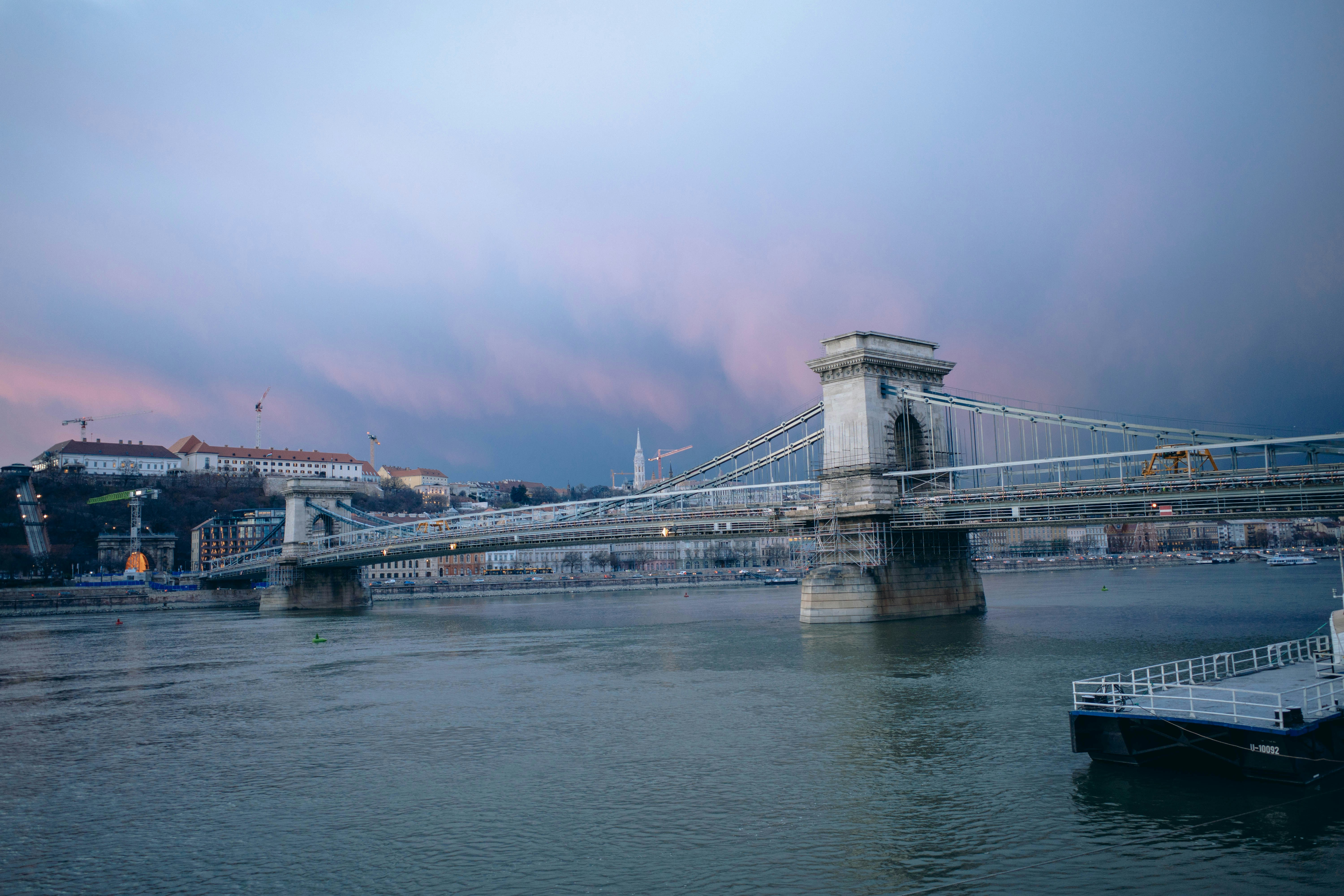 Un pont qui se trouve au-dessus d’un plan d’eau photo – Photo Pont ...