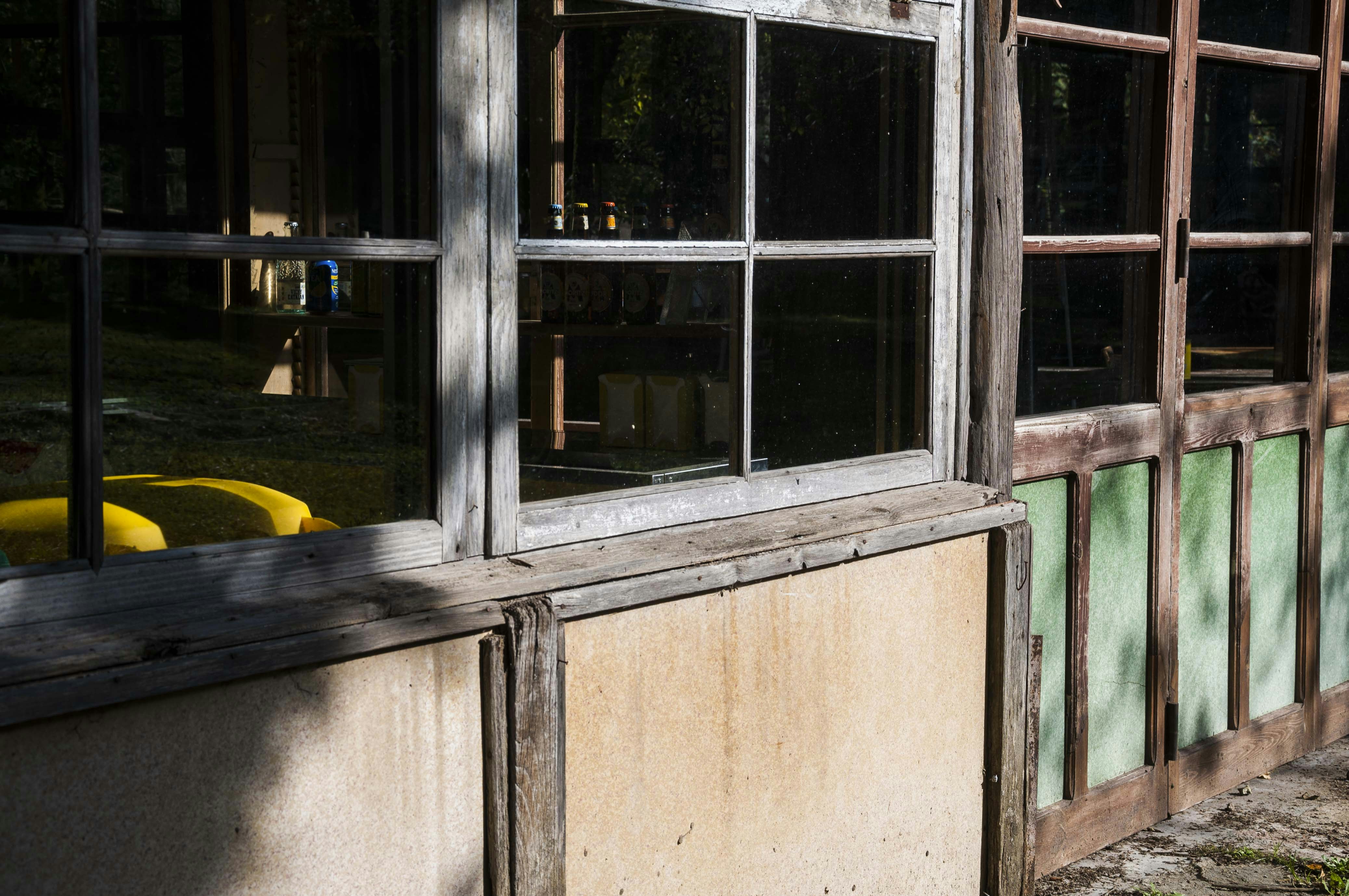 A window that has a bunch of windows in it photo – Free España Image on ...