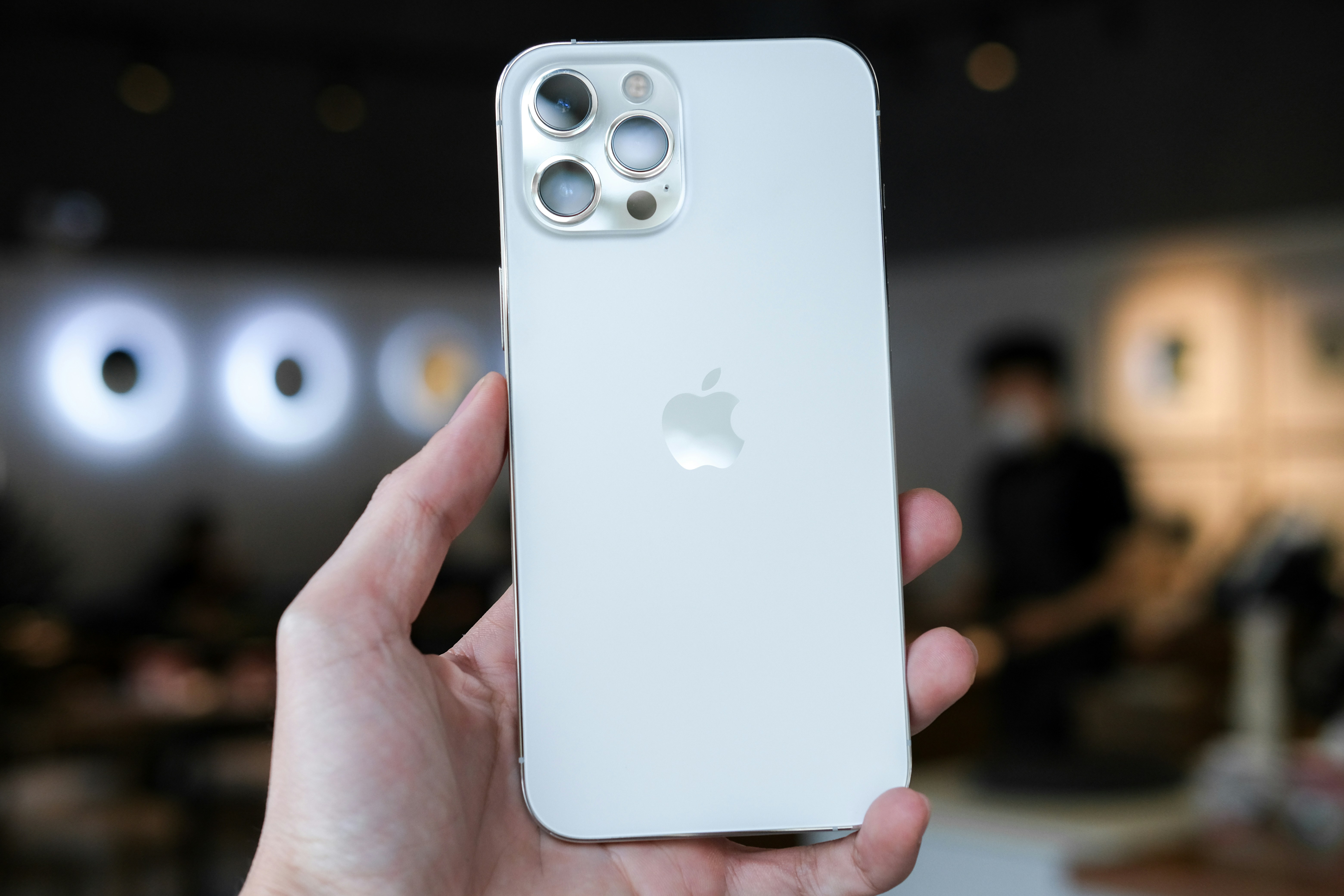 Una persona sosteniendo un iPhone blanco en la mano foto – Imagen de ...