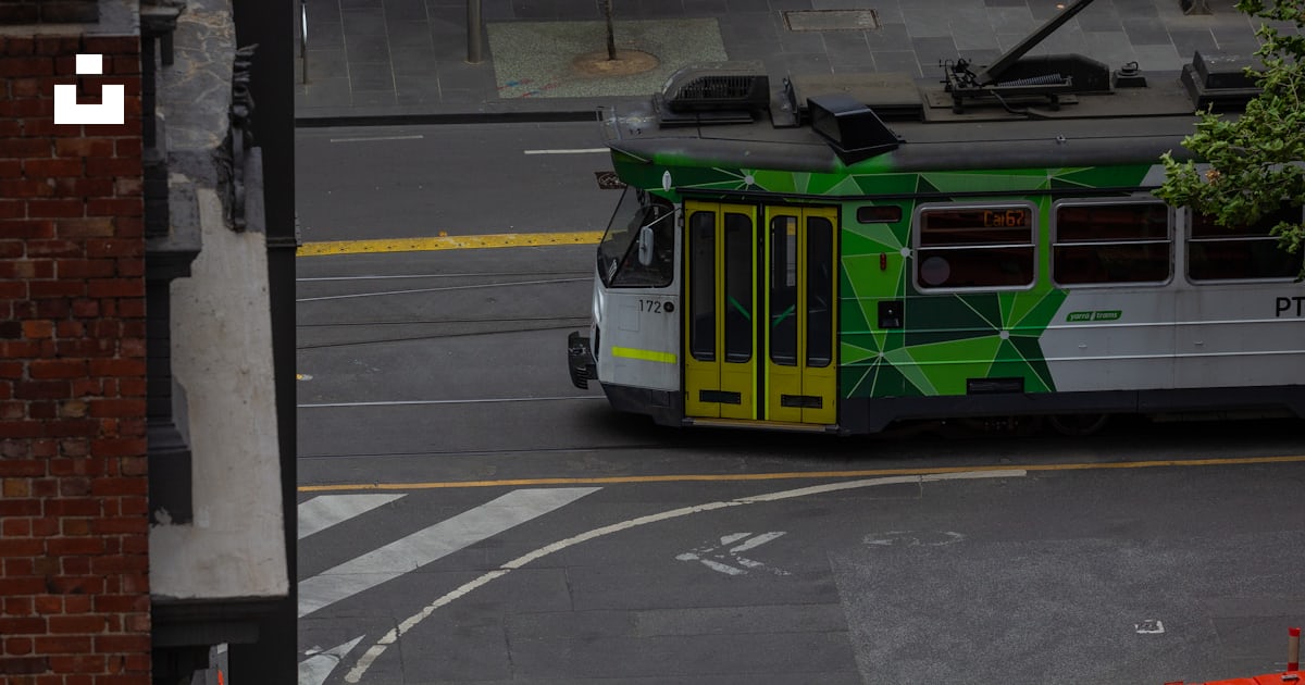 Foto Un tranvía verde y blanco en una calle de la ciudad – Imagen ... Foto Un tranvía verde y blanco en una calle de la ciudad – Imagen ...