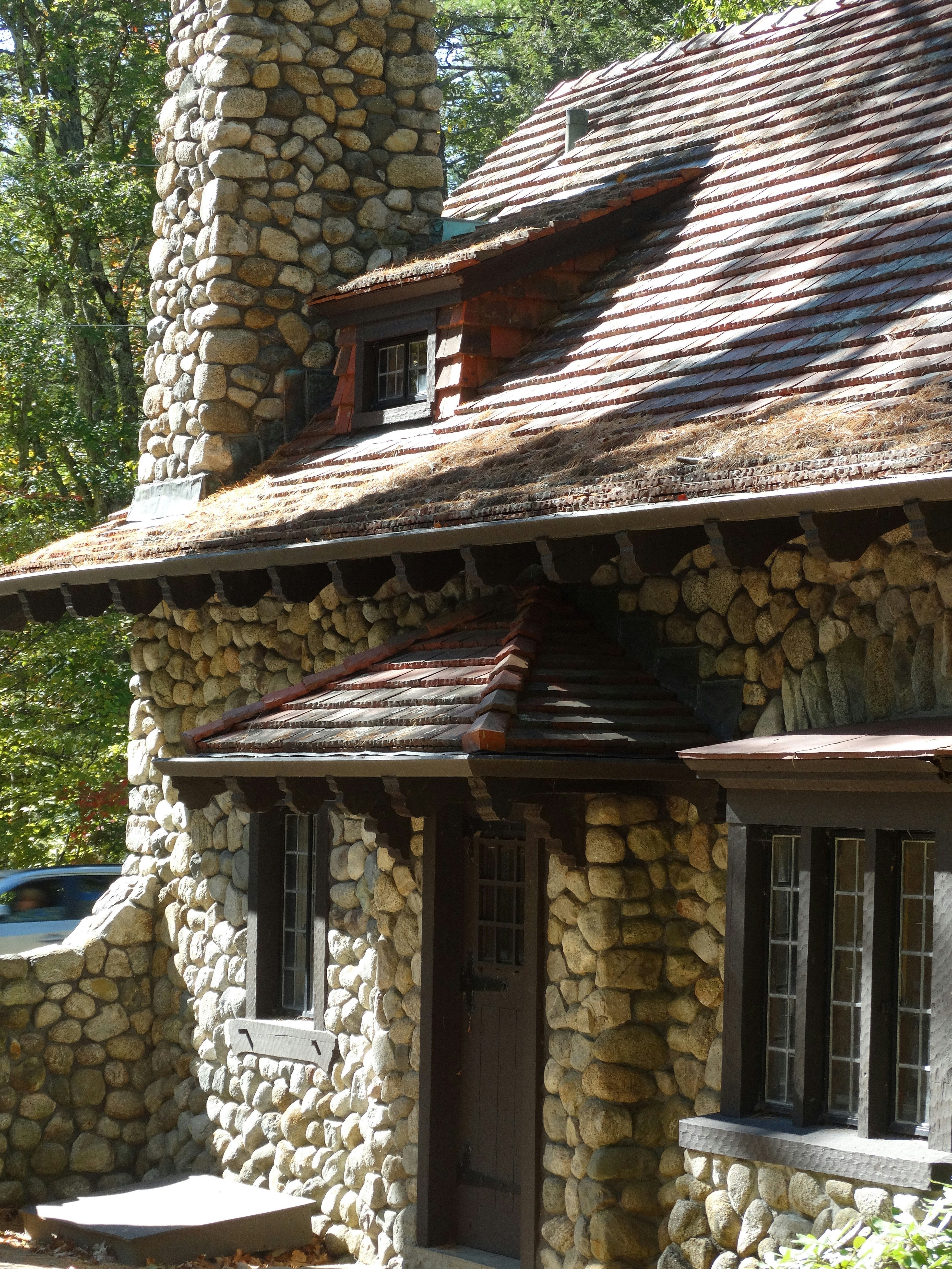 Une maison faite de roches avec une cheminée en pierre photo – Photo ...