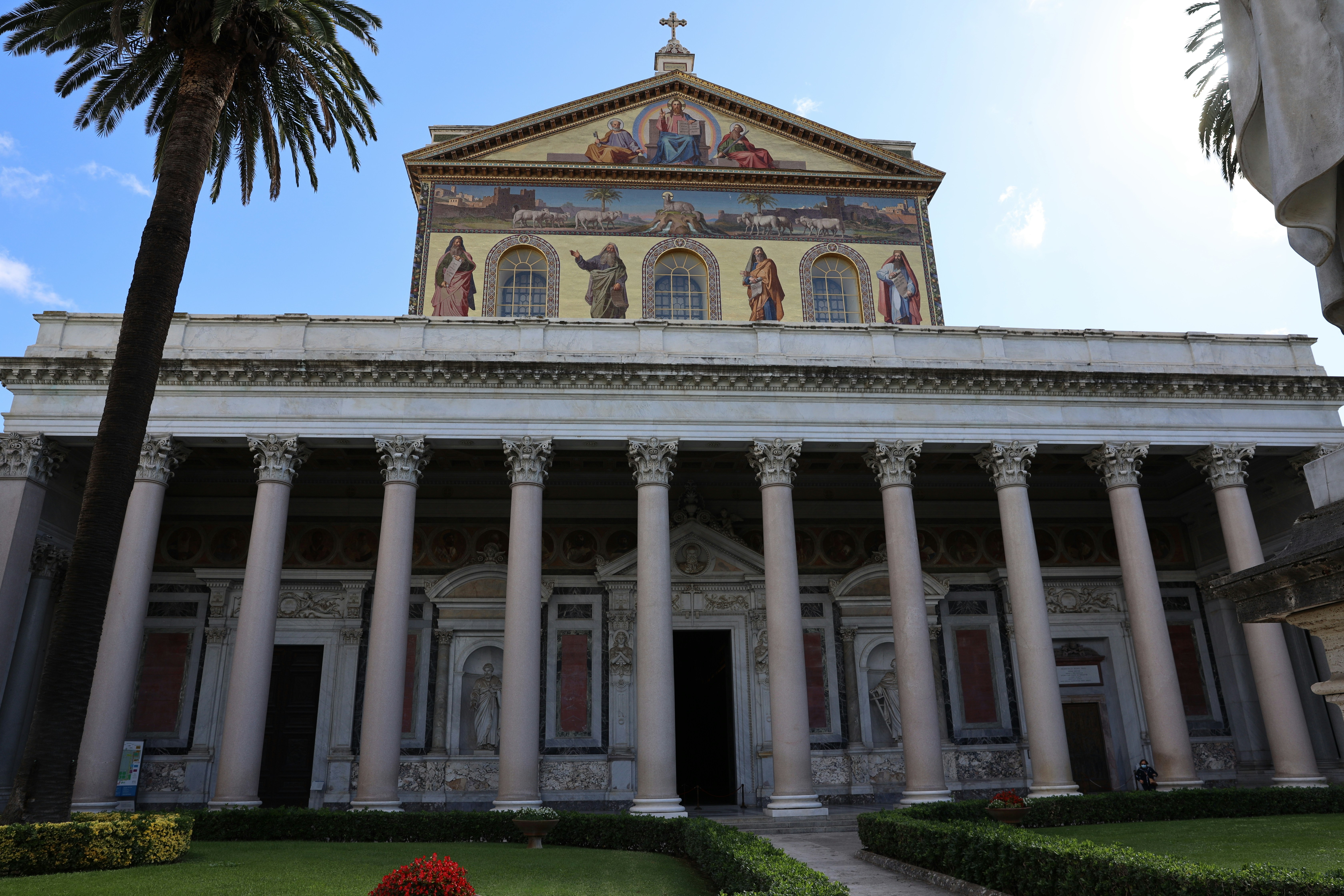 Foto Un gran edificio con columnas y pinturas en él – Imagen Roma ...