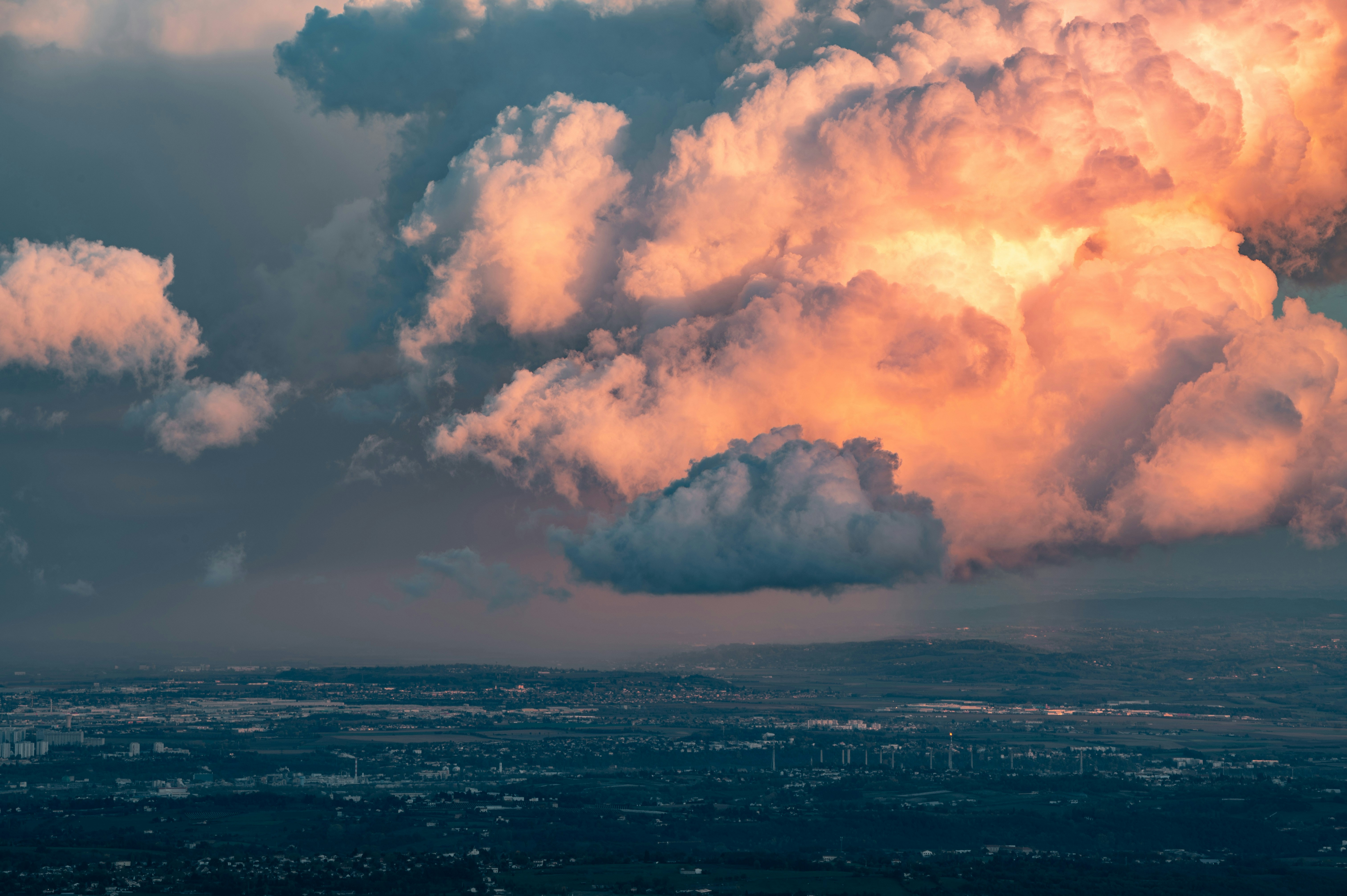 Un gros nuage est dans le ciel au-dessus d’une ville photo – Photo La ...