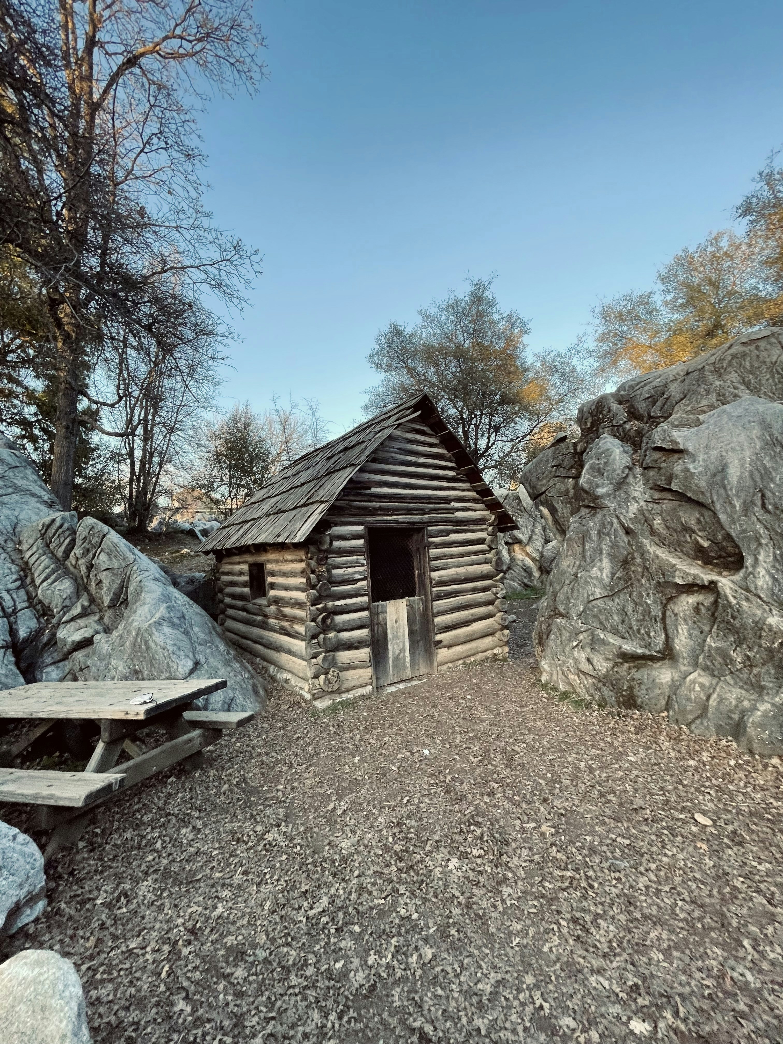 Hearth Between Giants: A Log Cabin Beside Quiet Granite