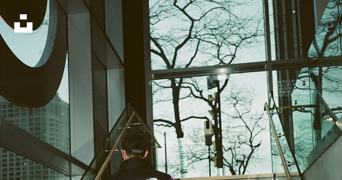 보라색 재킷을 입은 남자가 계단을 내려가고 있다 사진 Unsplash의 무료 시카고 이미지