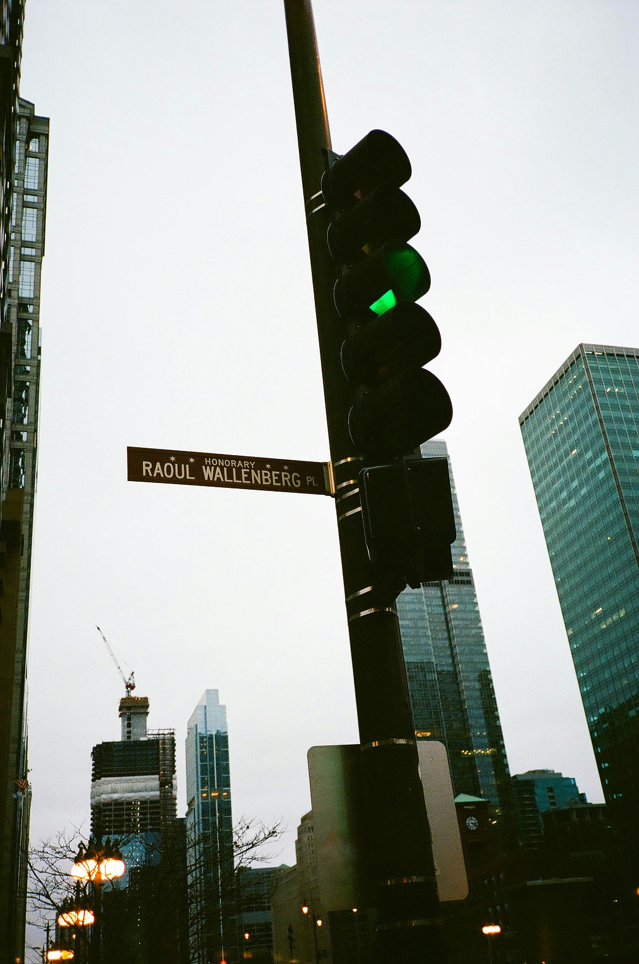 Un feu de circulation avec un panneau de signalisation photo – Photo ...