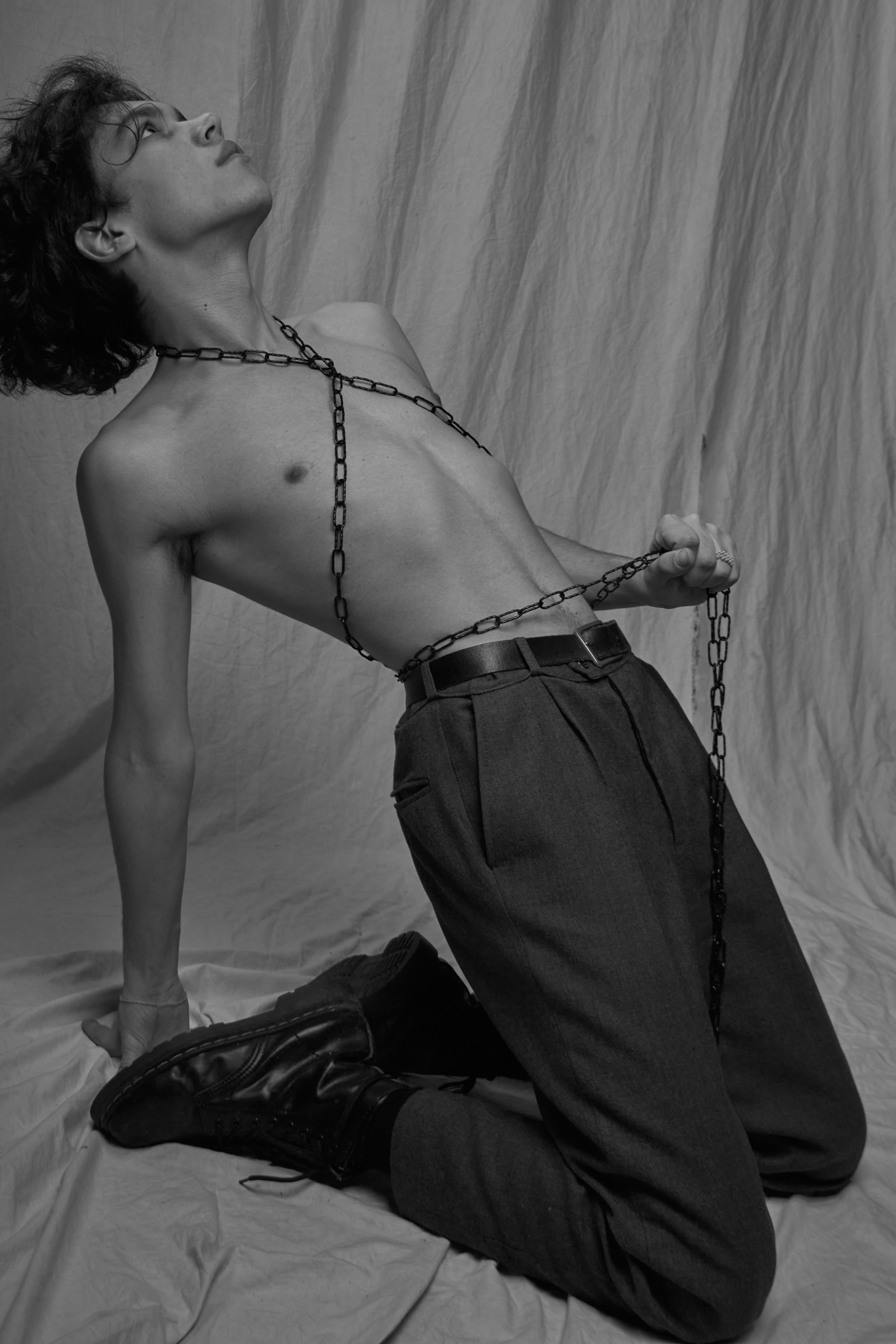 Chains and Contour: A Pose of Silent Tension