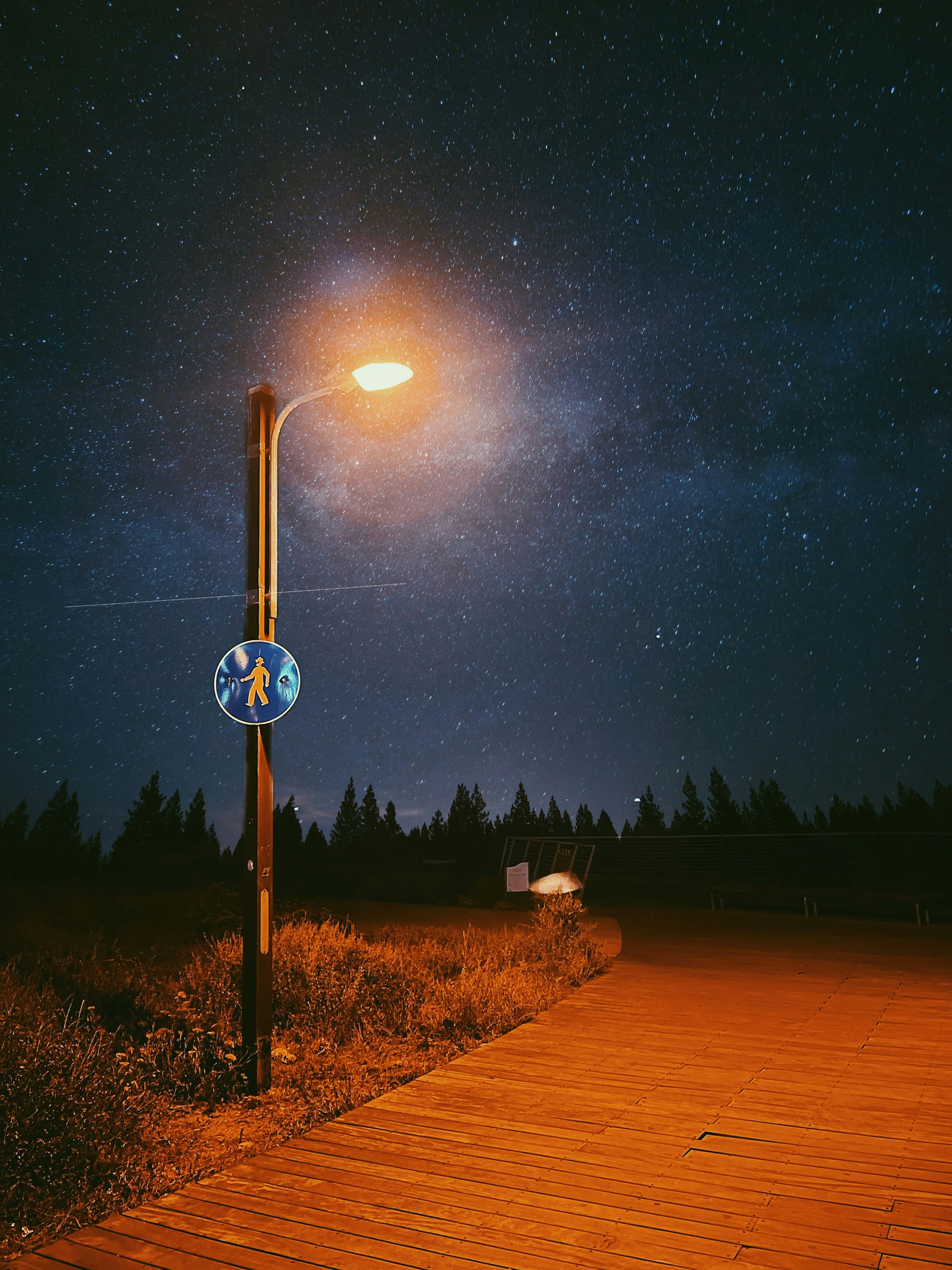 A street light sitting on the side of a road photo – Free Night Image ...
