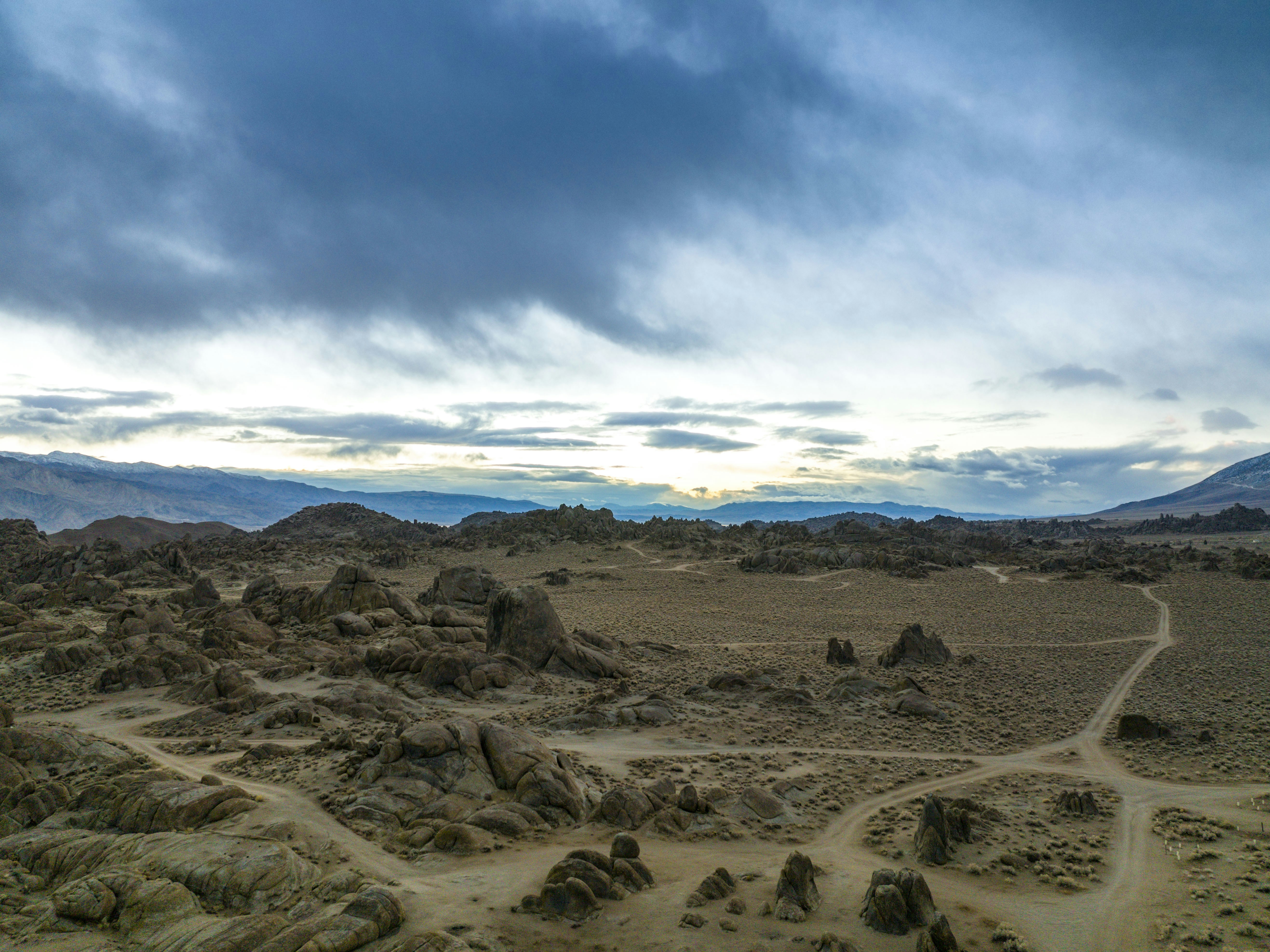 Un chemin de terre au milieu d’un désert photo – Photo Panoramique ...