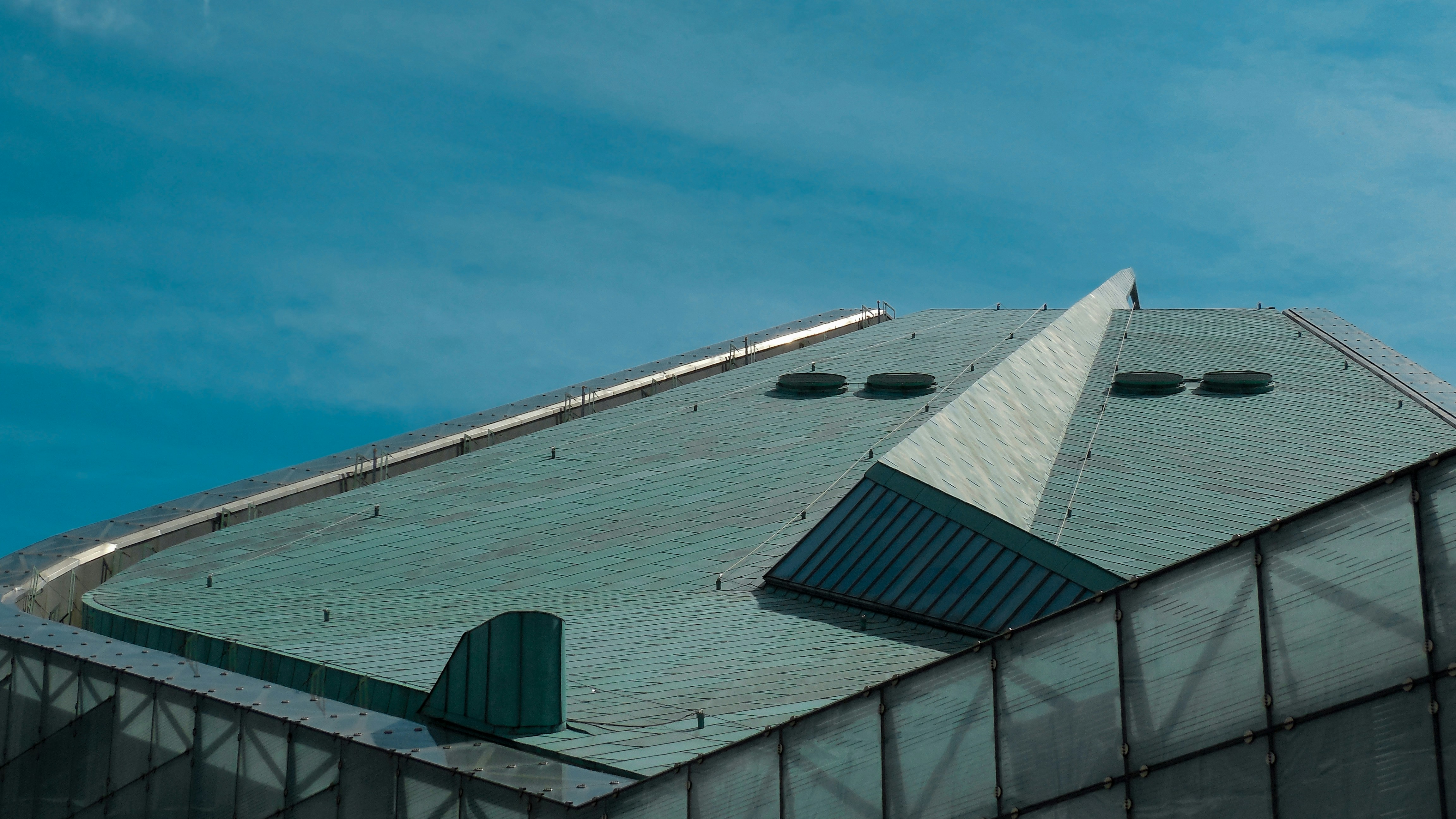 Foto La parte superior de un edificio con techo de metal – Imagen Reino ...
