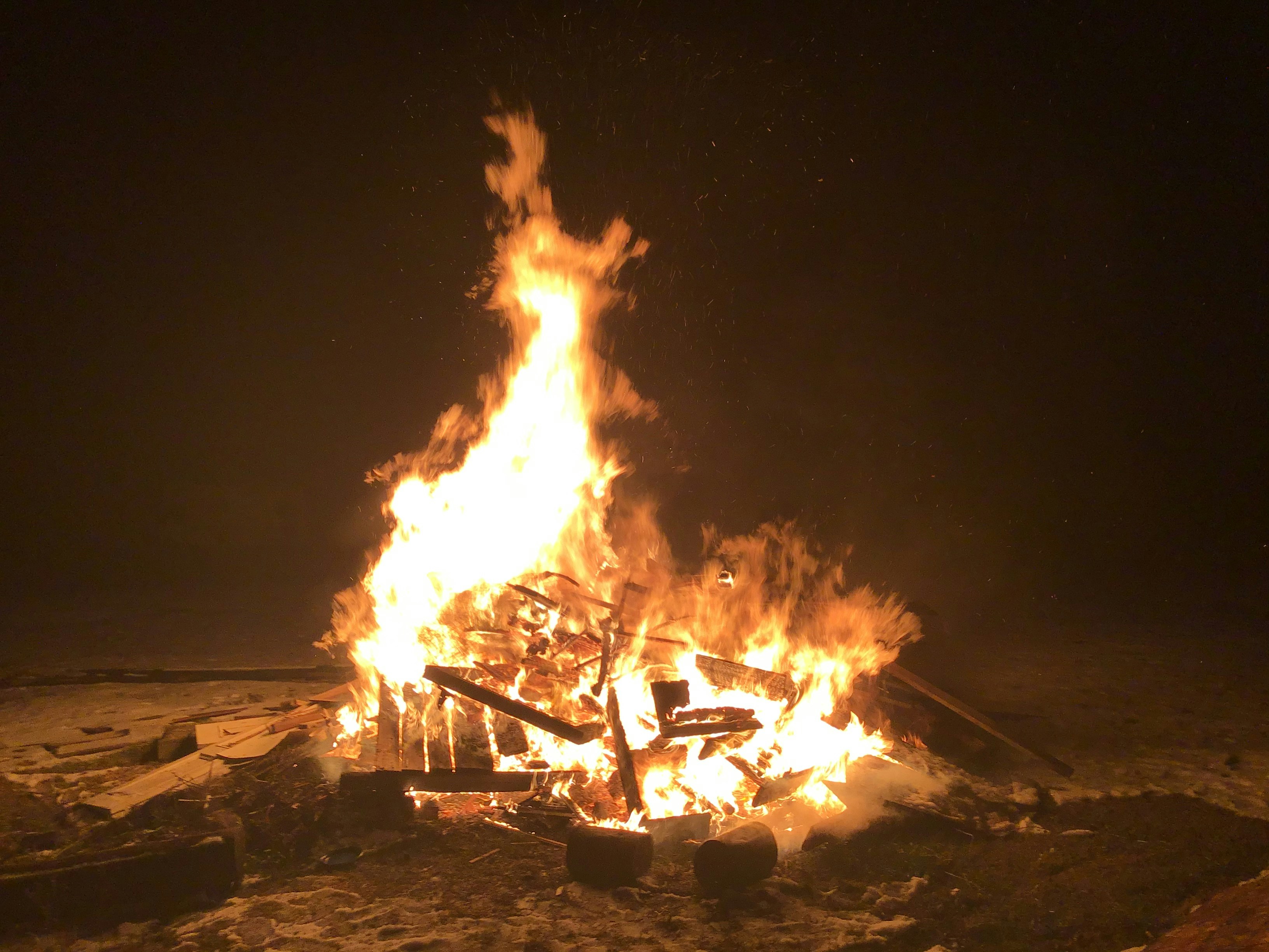 A fire burning in the middle of a field photo – Free Fire Image on Unsplash