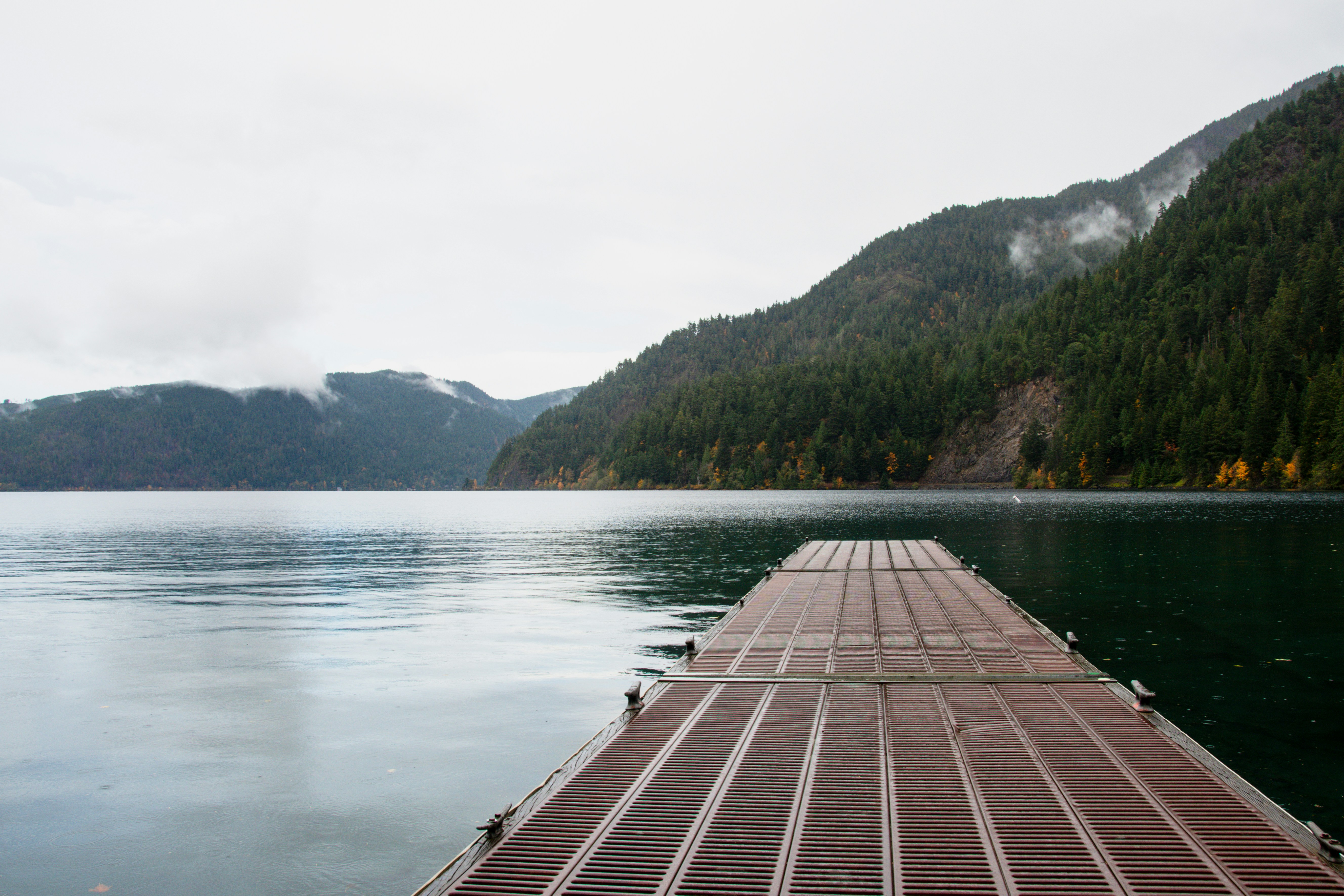 Un quai en bois posé au-dessus d’un plan d’eau photo – Photo L'eau ...