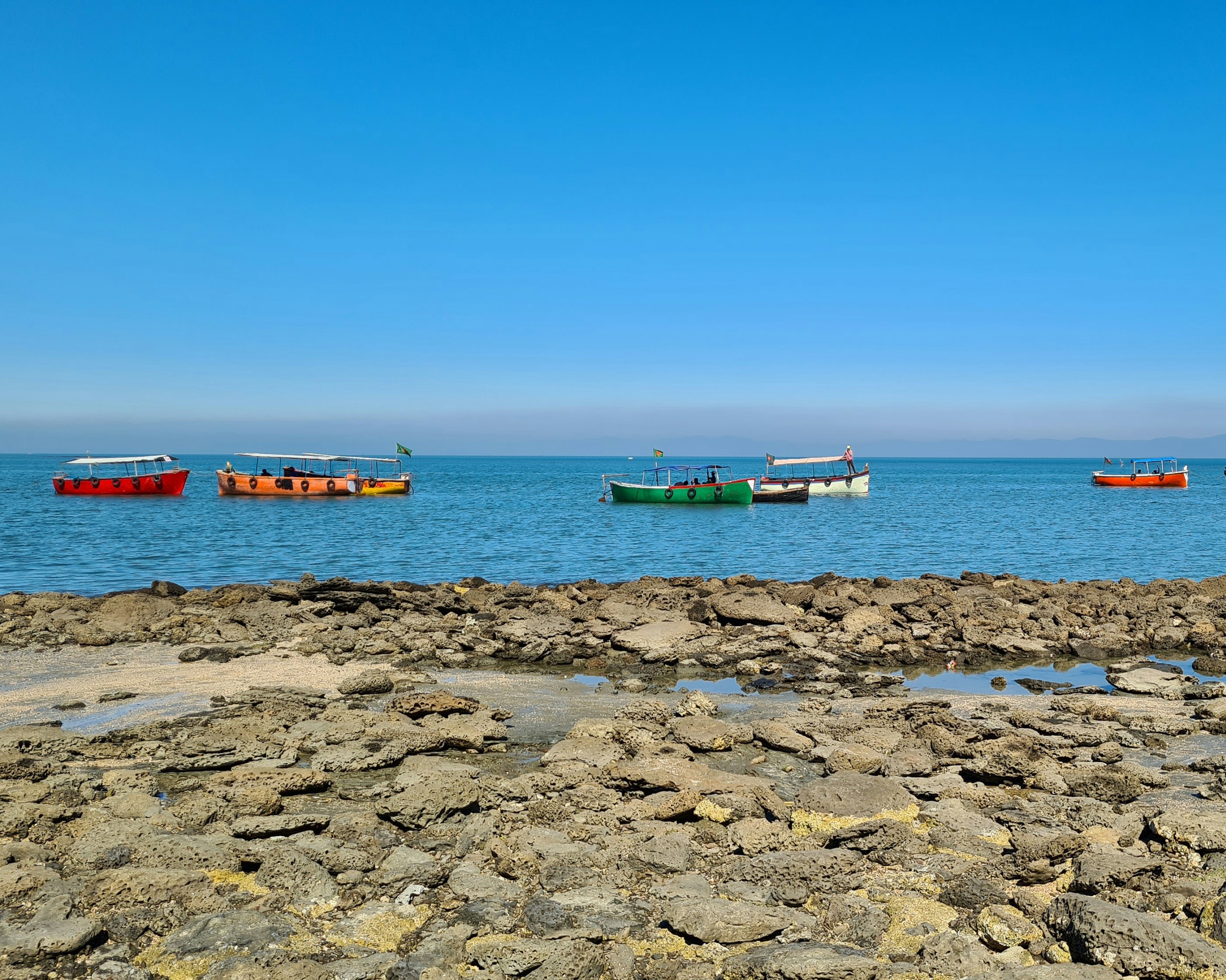 Un groupe de bateaux flottant au-dessus d’un plan d’eau photo – Photo L ...