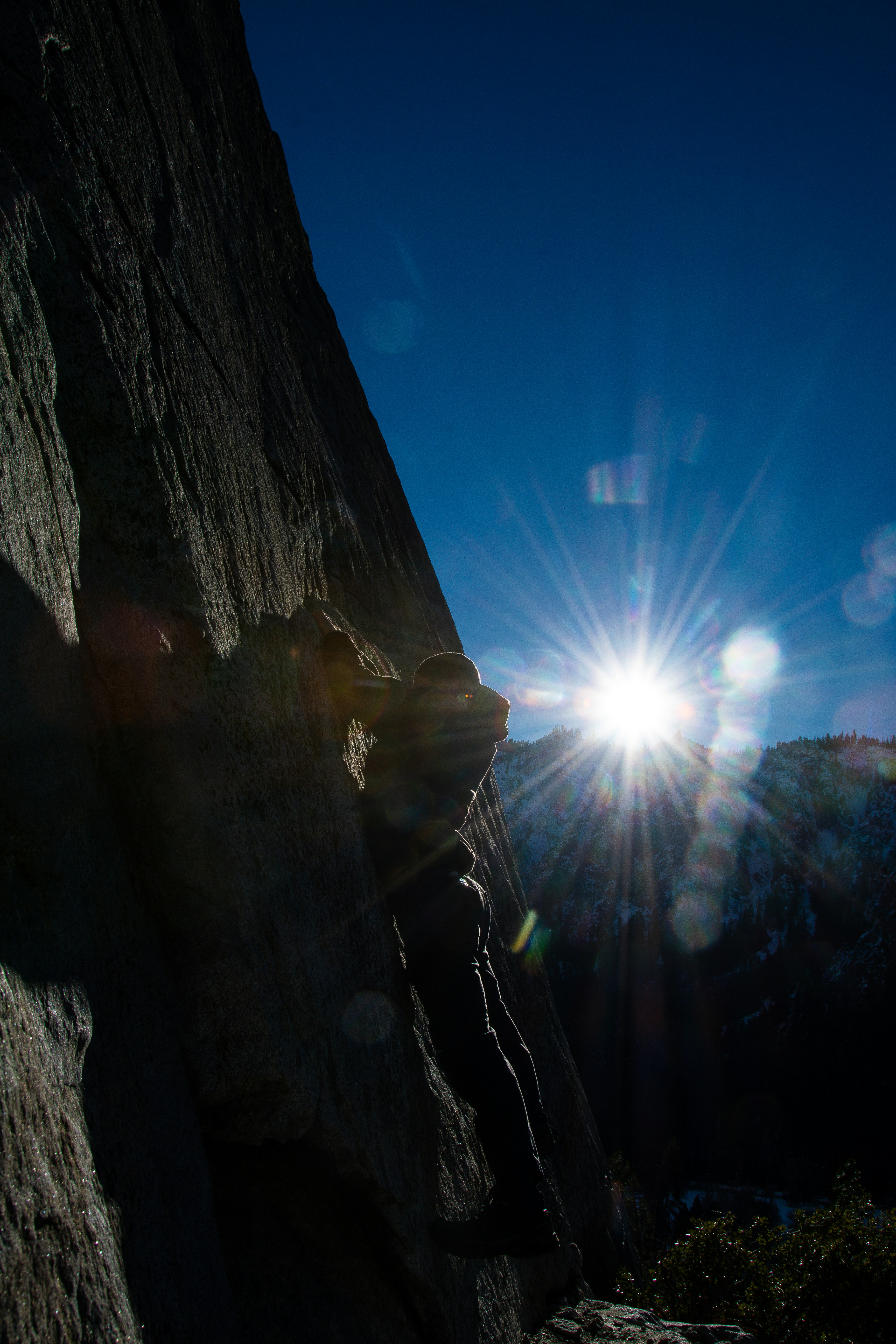 Un homme grimpant sur le flanc d’une montagne photo – Photo Bleu ...