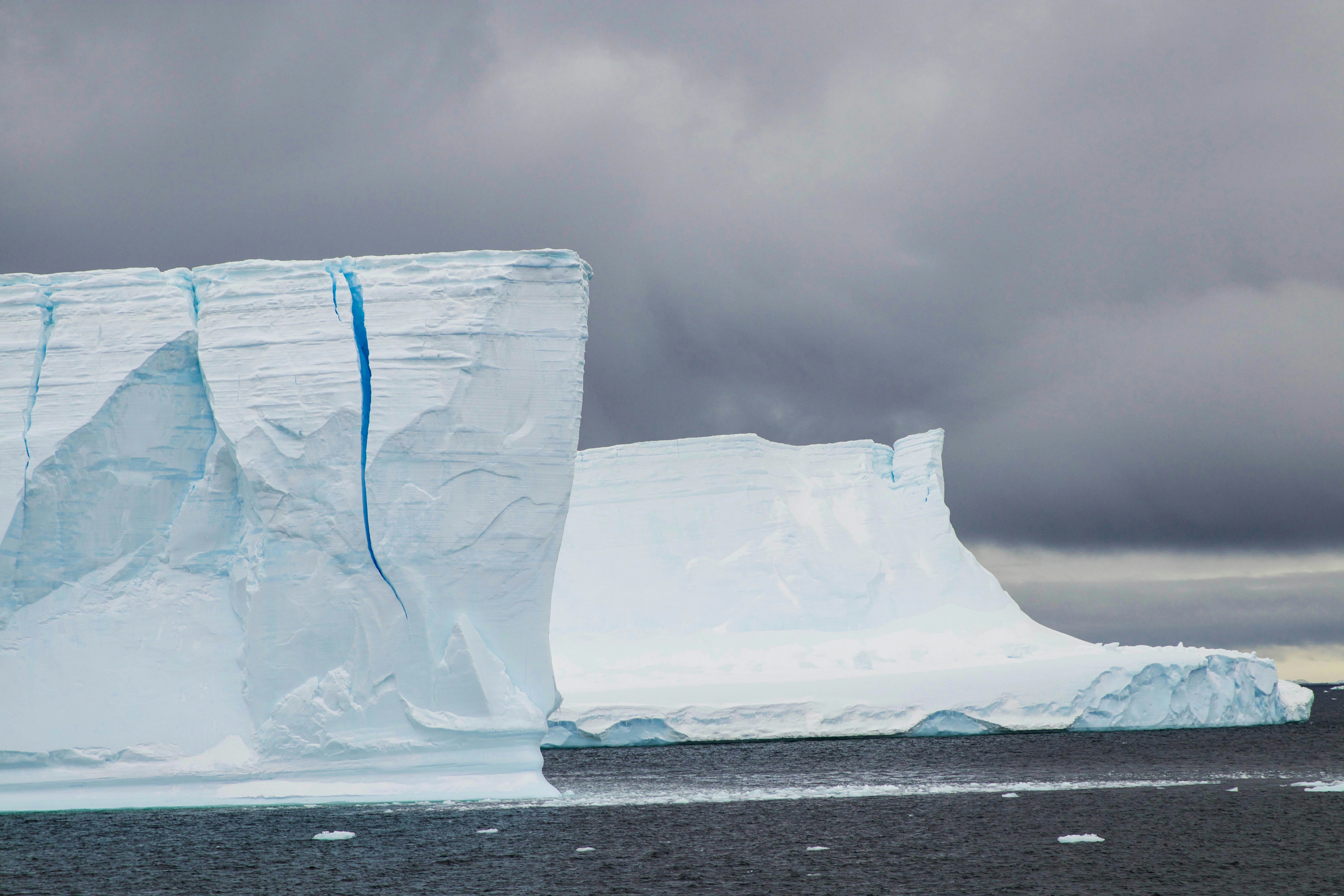 Un gros iceberg au milieu d’un plan d’eau photo – Photo Antarctique ...