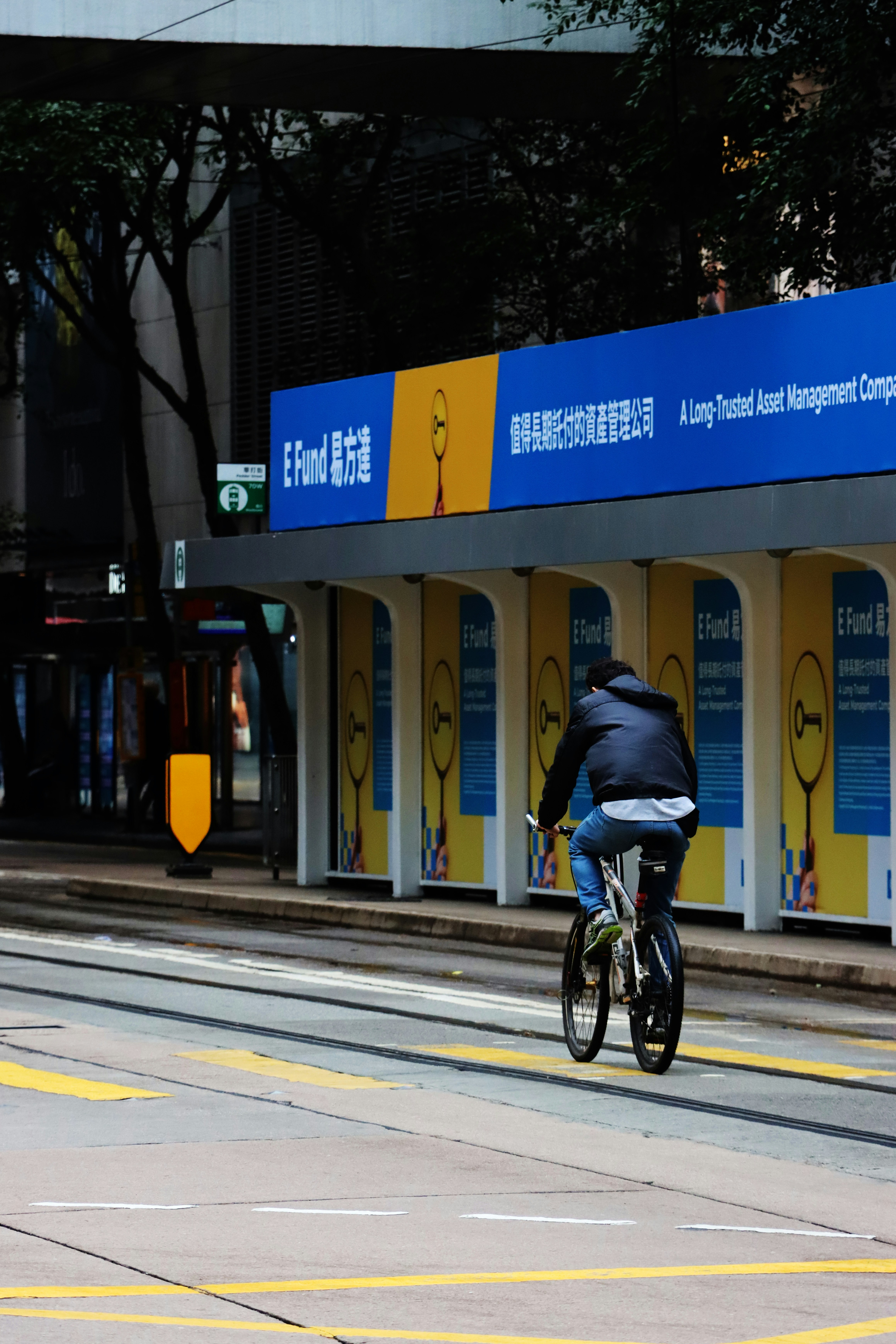 Une personne qui fait du vélo dans une rue photo – Photo 香港 Gratuite ...