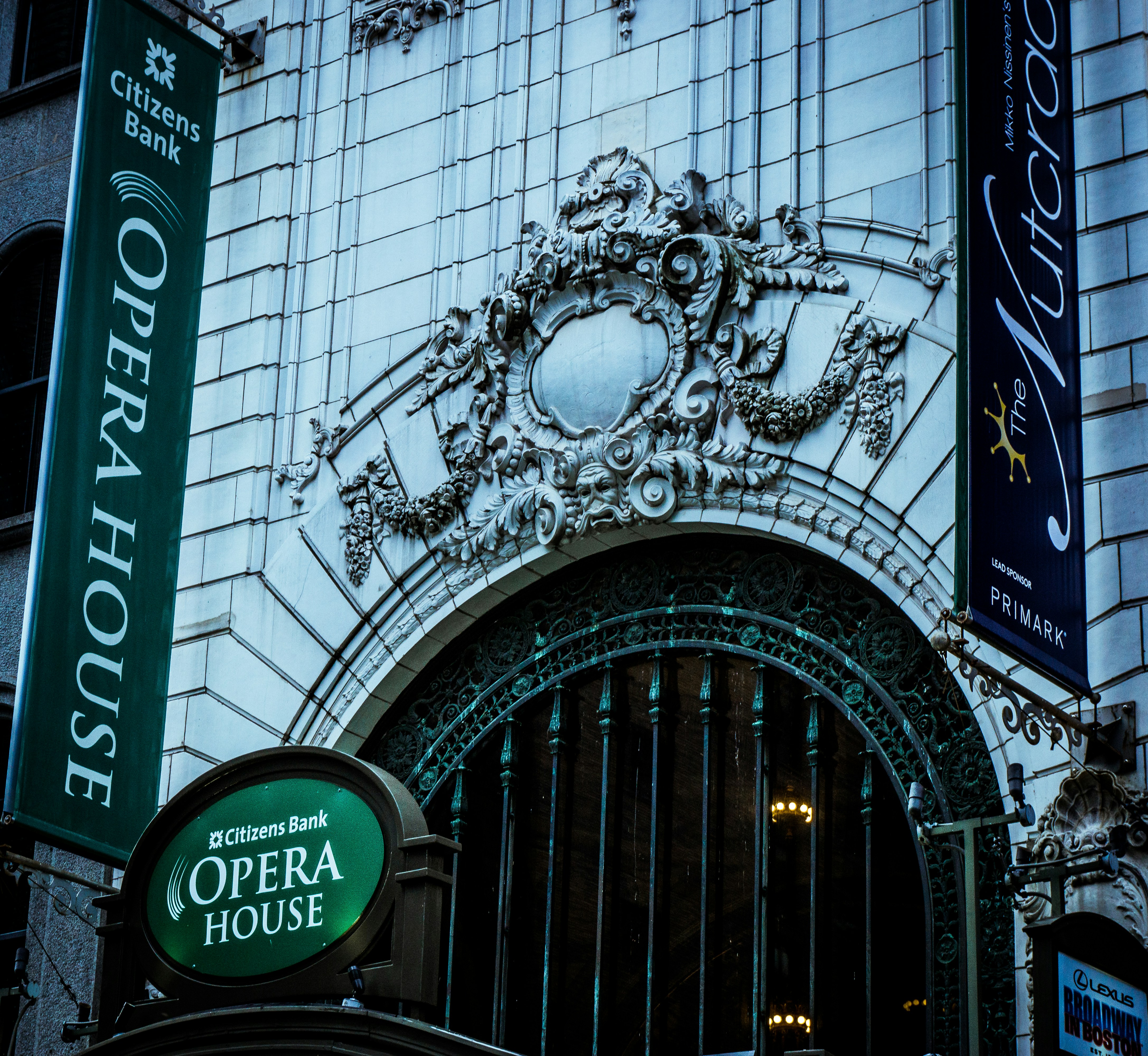 A building with a sign for opera house photo – Free City Image on Unsplash