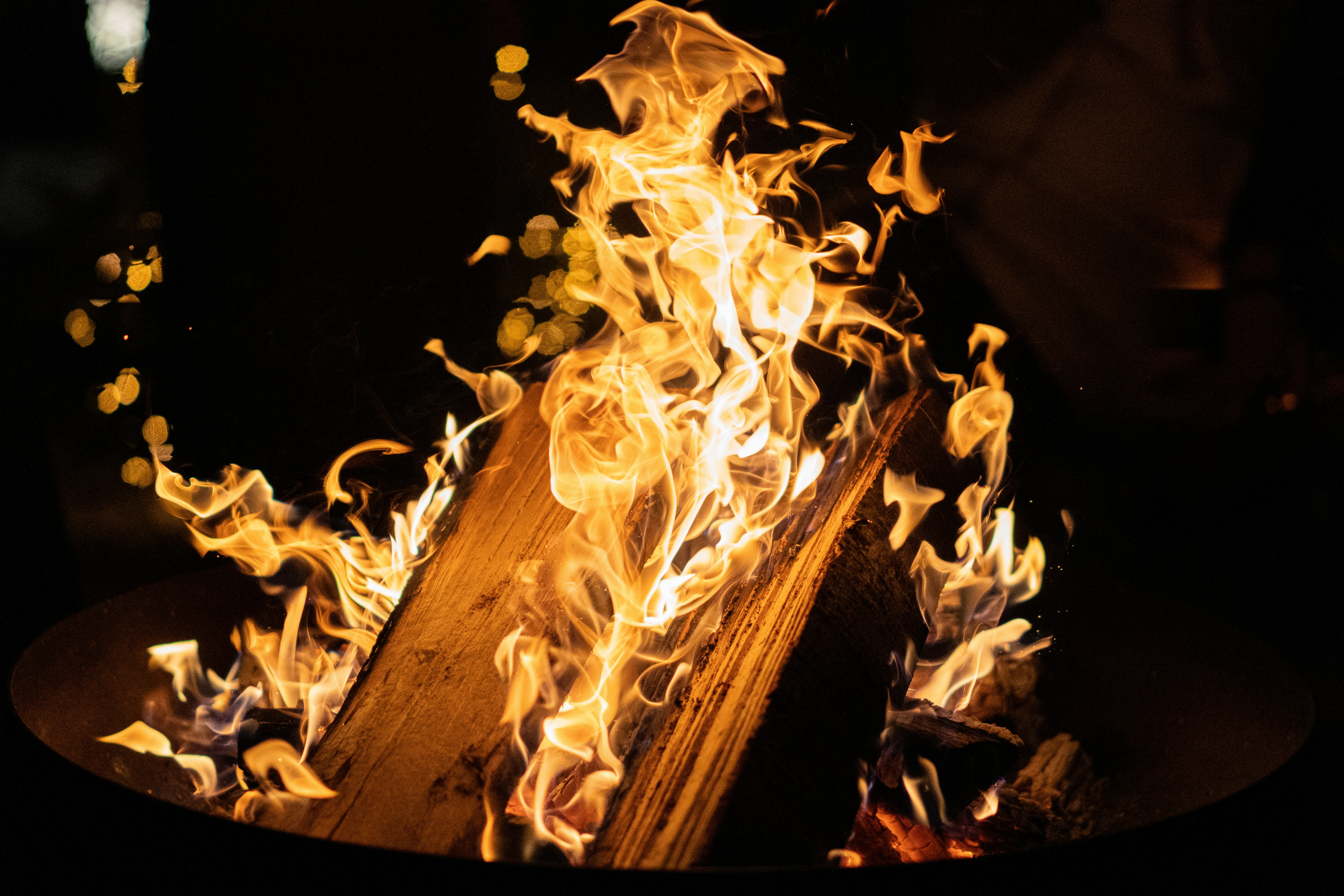 A close up of a fire in a fire pit photo – Free Fire Image on Unsplash