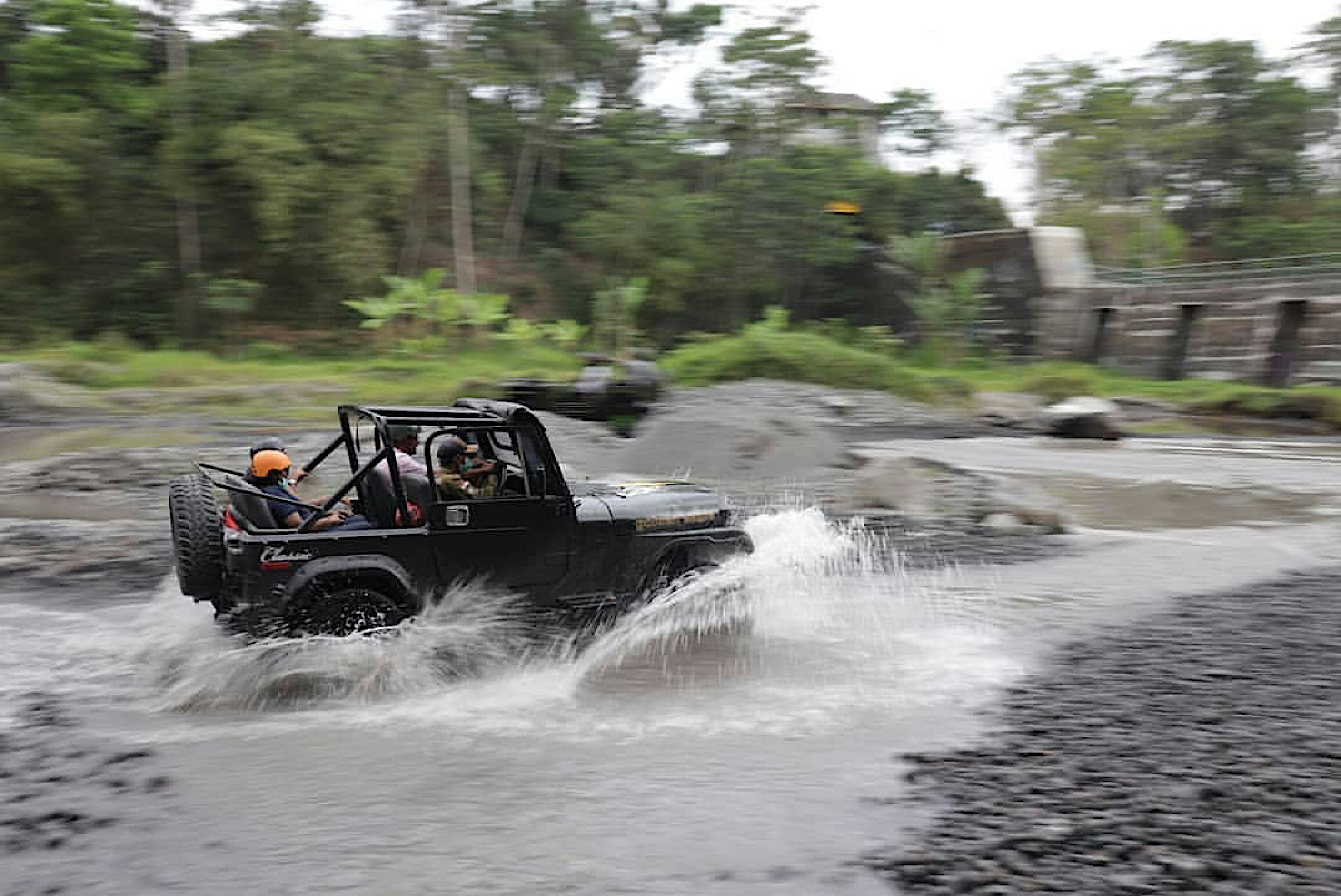 A jeep driving through a river filled with water photo – Free Amphibious vehicle Image on Unsplash