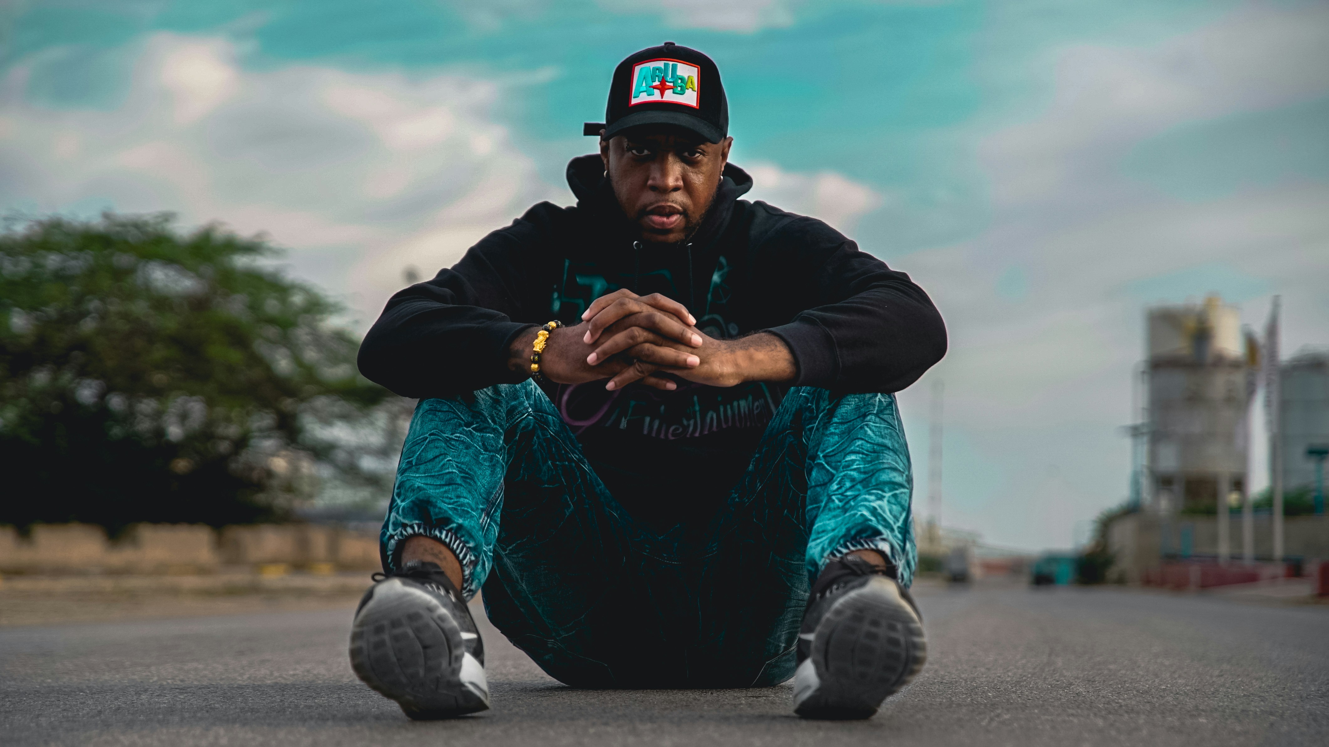 Un homme assis sur le bord d’une route photo – Photo La photographie ...