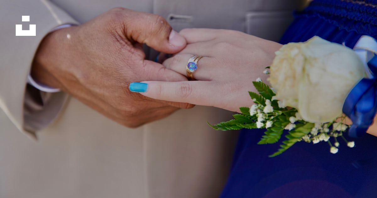 Un Primer Plano De Una Persona Sosteniendo La Mano De Una Persona Foto