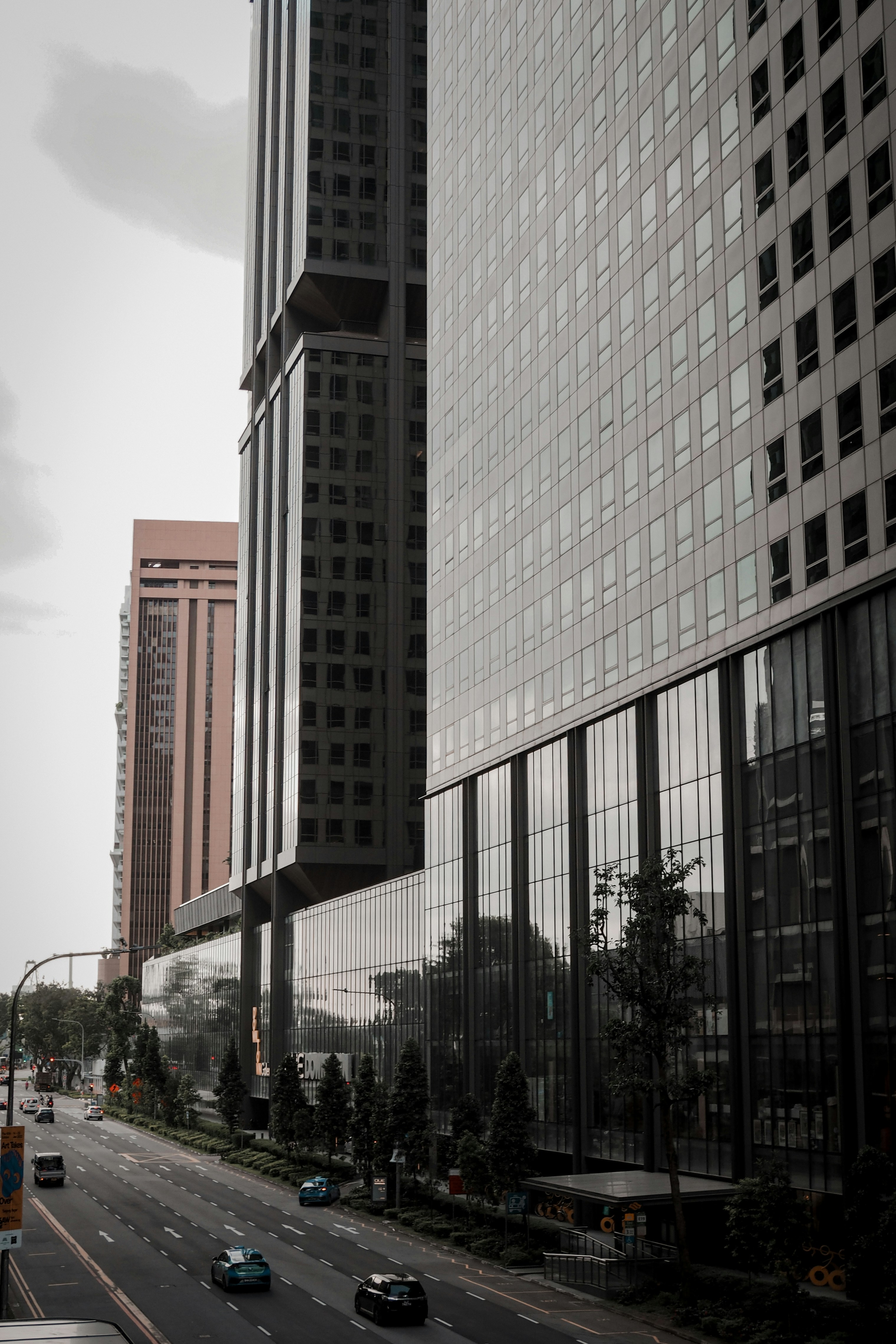 Foto Una calle de la ciudad llena de mucho tráfico junto a edificios ...