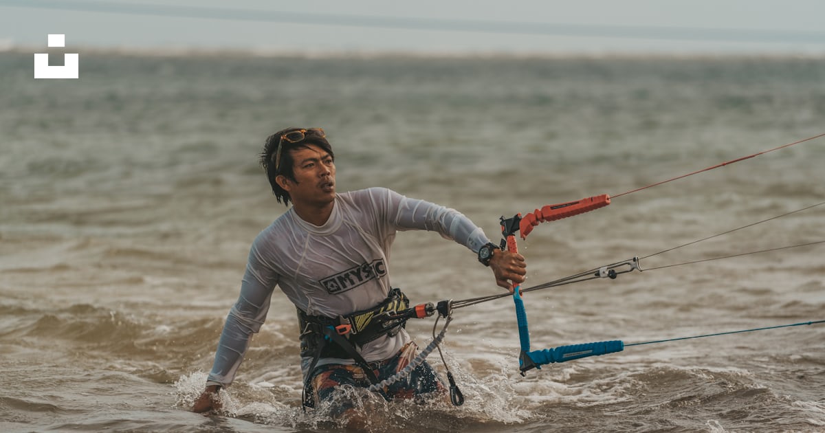 수상 스키를 타는 동안 밧줄을 잡고 있는 남자 사진 Unsplash의 무료 물 이미지